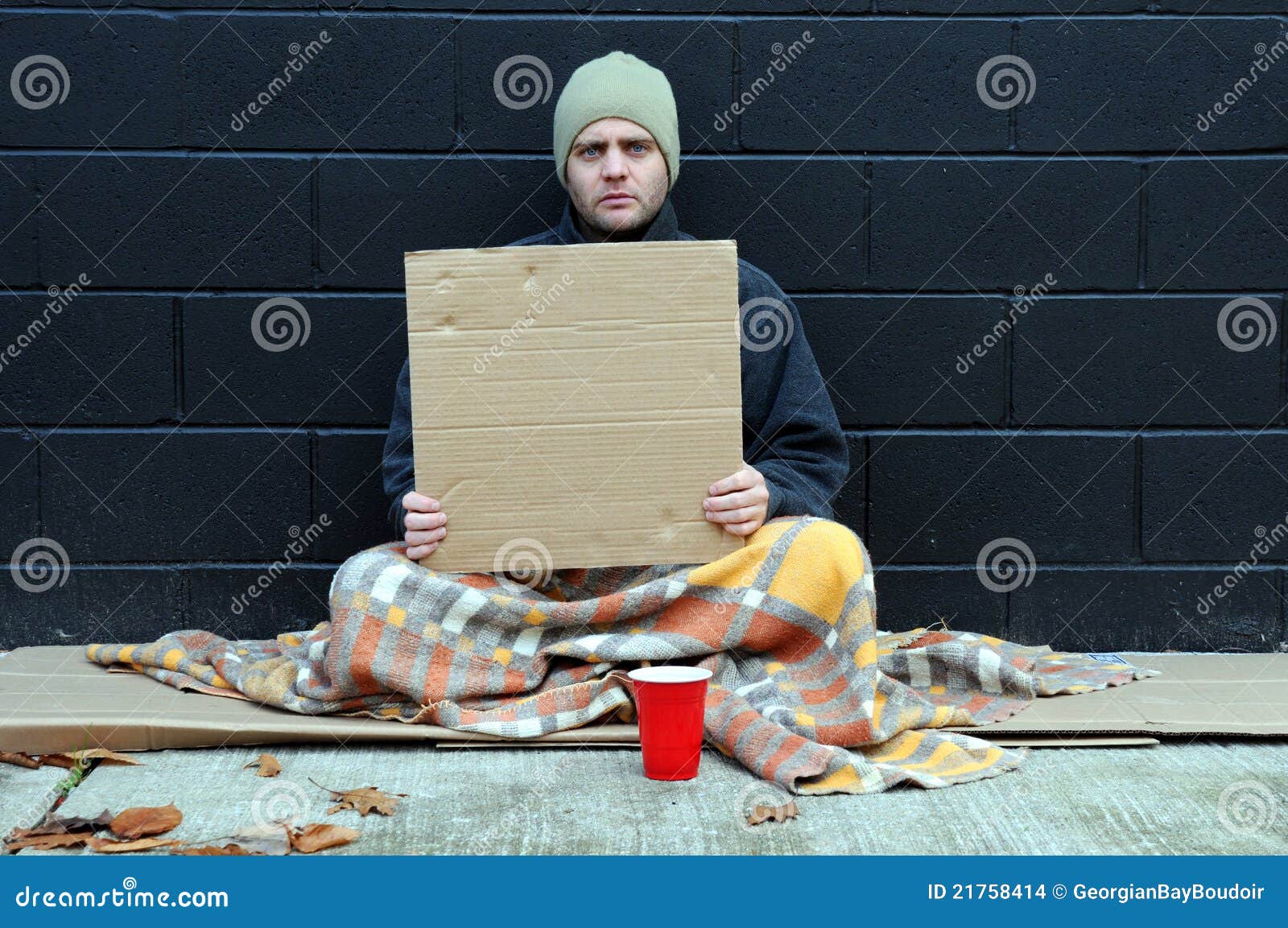 Mendigo joven foto de archivo. Imagen de alcoholismo - 21758414