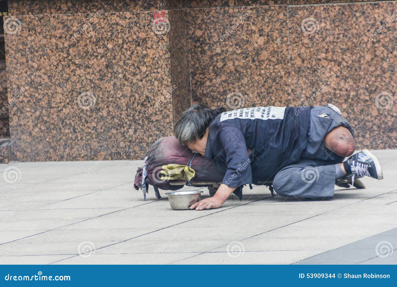 Mendigo nas ruas imagem de stock editorial. Imagem de sociedade - 53909344