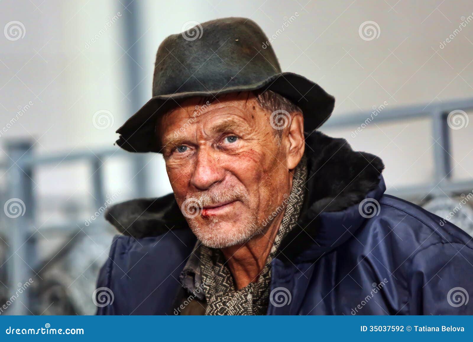 Mendigo Sin Hogar Masculino Foto de archivo - Imagen de friendless ...