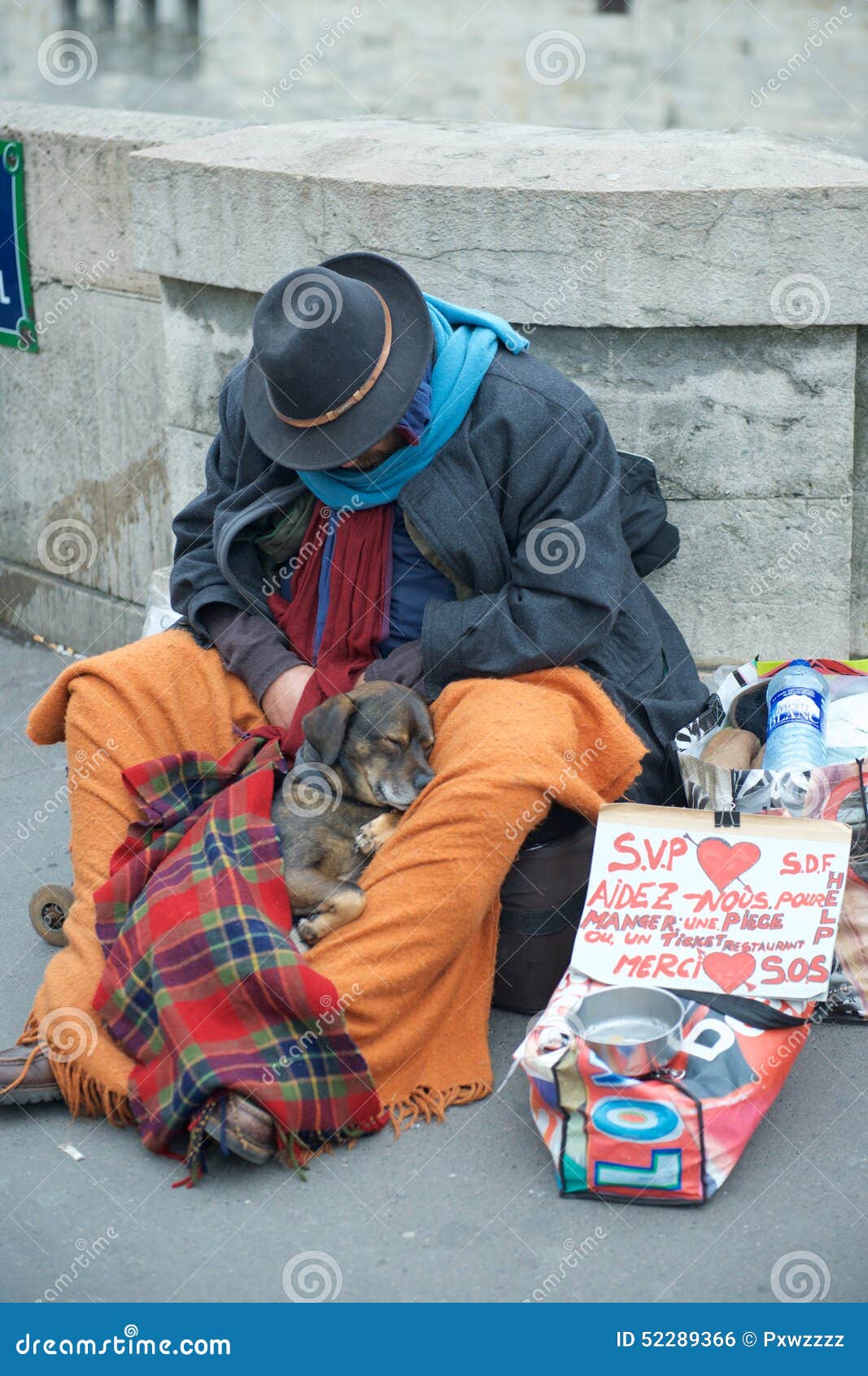 Mendigo y su perro foto editorial. Imagen de horizonte - 52289366