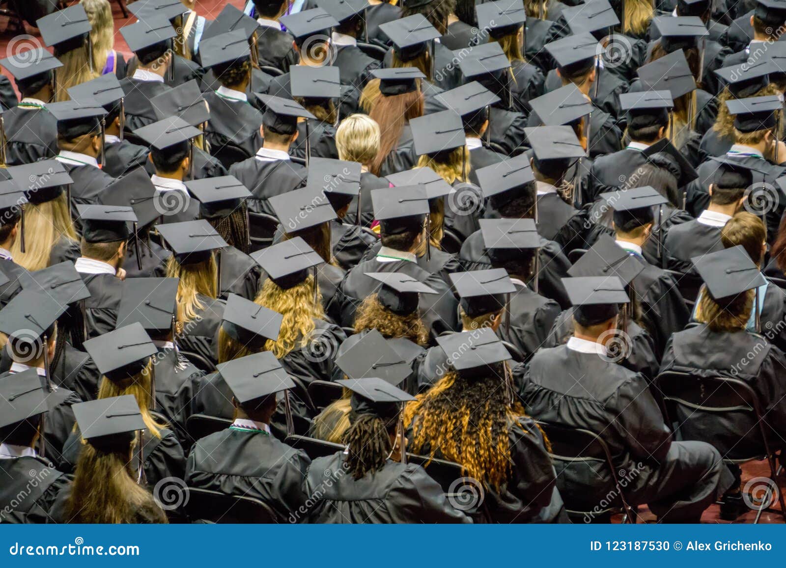Menge Von Den Absolvent, Die an Der Zeremonie Stehen Stockfoto - Bild ...