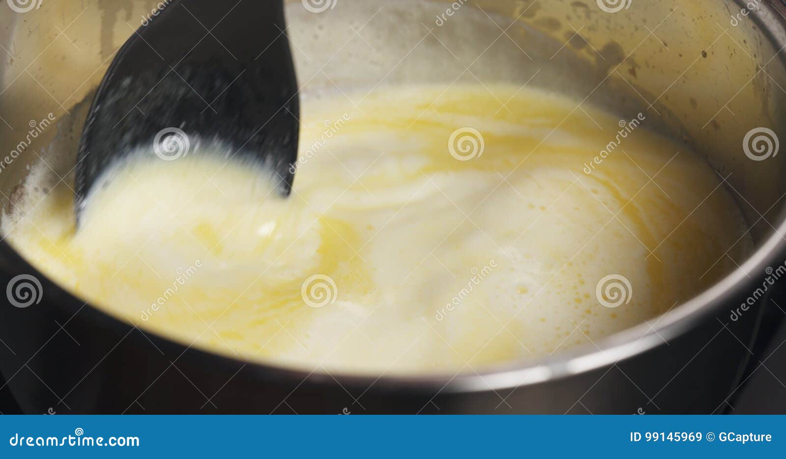 Mengeling Van Gesmolten Boter Met Water Stock Afbeelding - Image of ...