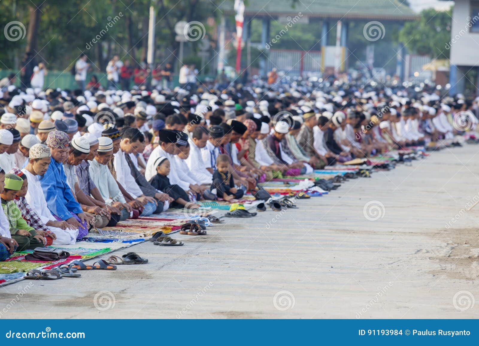 Menigte Het Moslim Bidden in De Haven Redactionele Stock Afbeelding ...