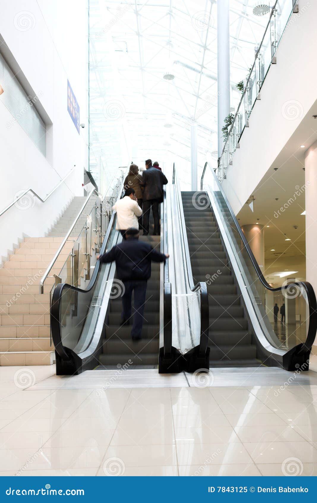 Menigte op roltrap stock afbeelding. Image of zaal, centrum - 7843125