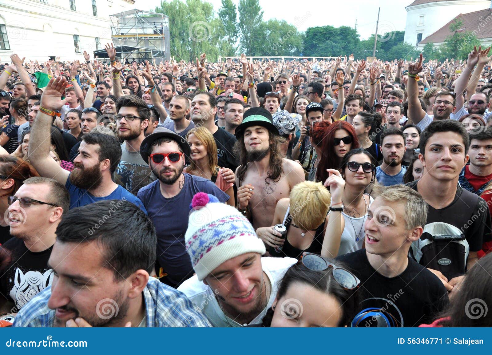 Menigte Van Mensen Bij Een Levend Overleg Redactionele Foto - Image of ...