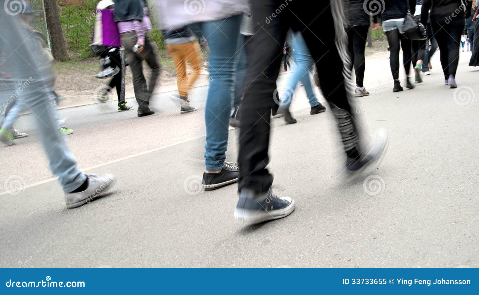 Menigte Van Mensen Die Op Weg Lopen Stock Afbeelding - Image of ...