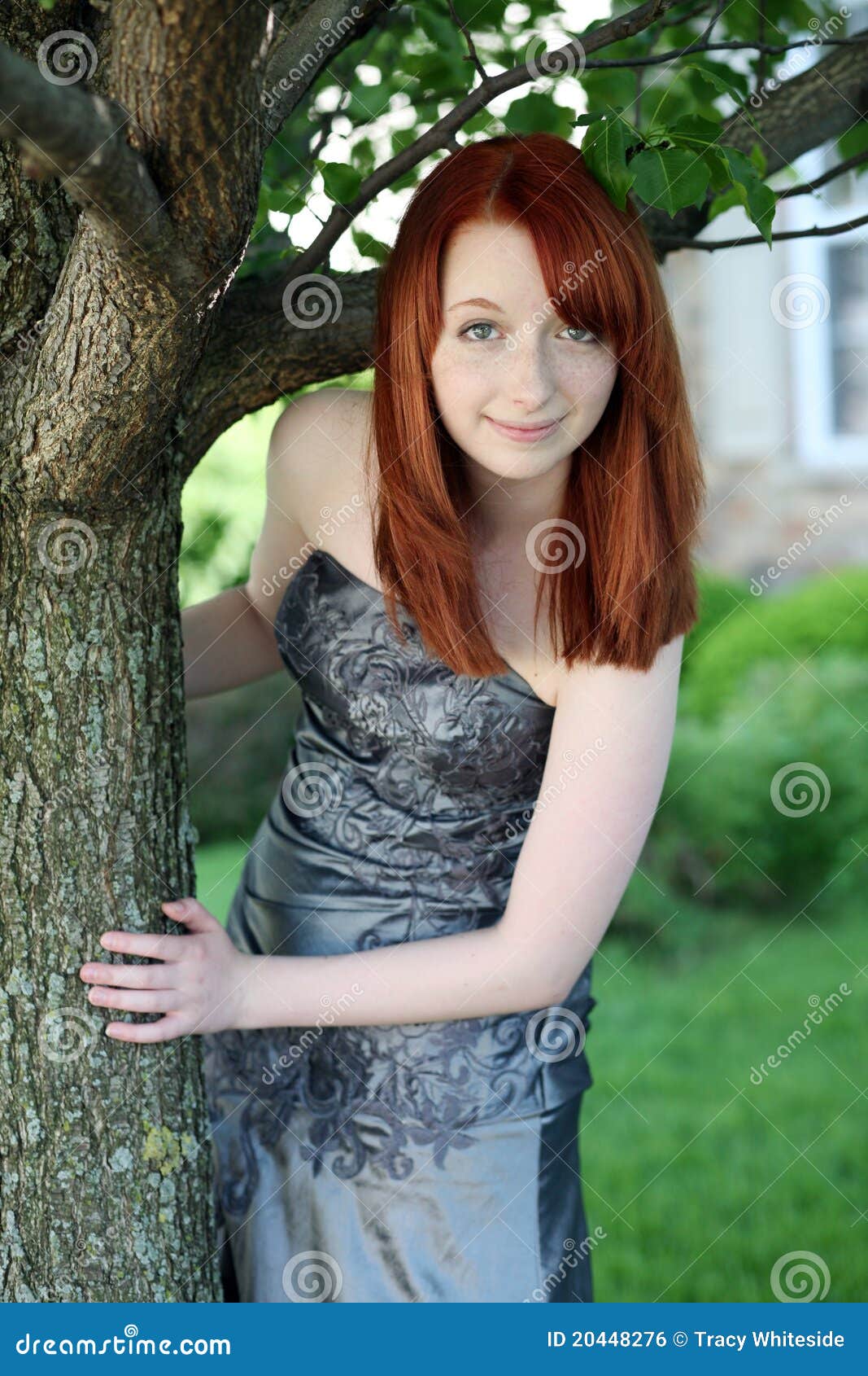 Menina Adolescente Nova Do Redhead Bonito Com Freckles Foto de Stock ...
