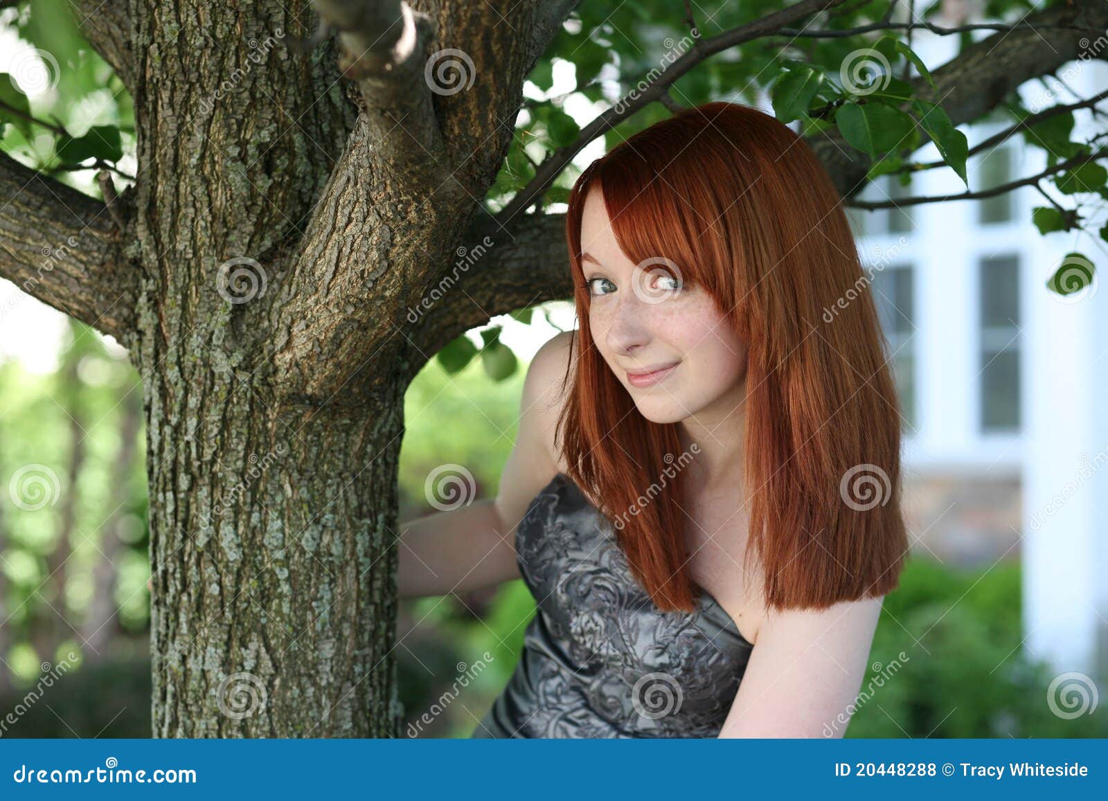 Menina Adolescente Nova Do Redhead Bonito Com Freckles Foto de Stock ...