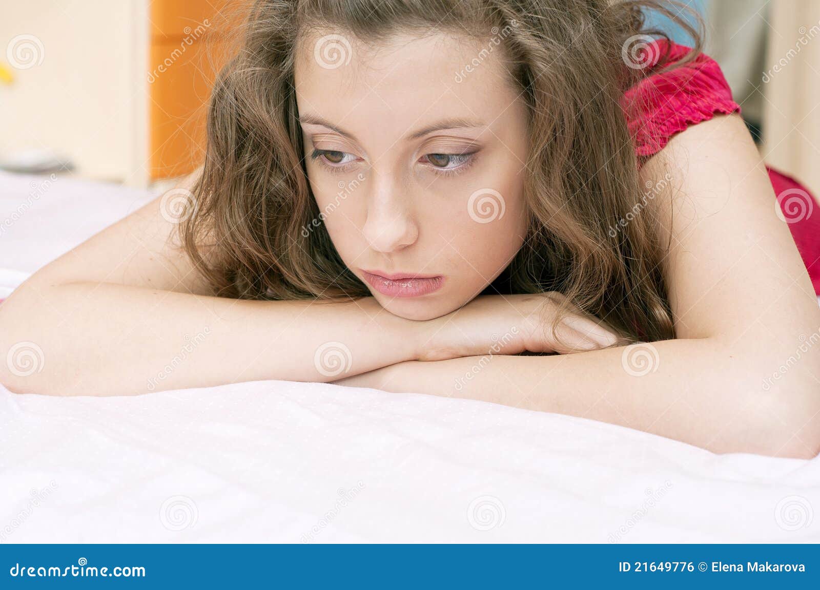 Menina afligida 2 foto de stock. Imagem de resistente - 21649776