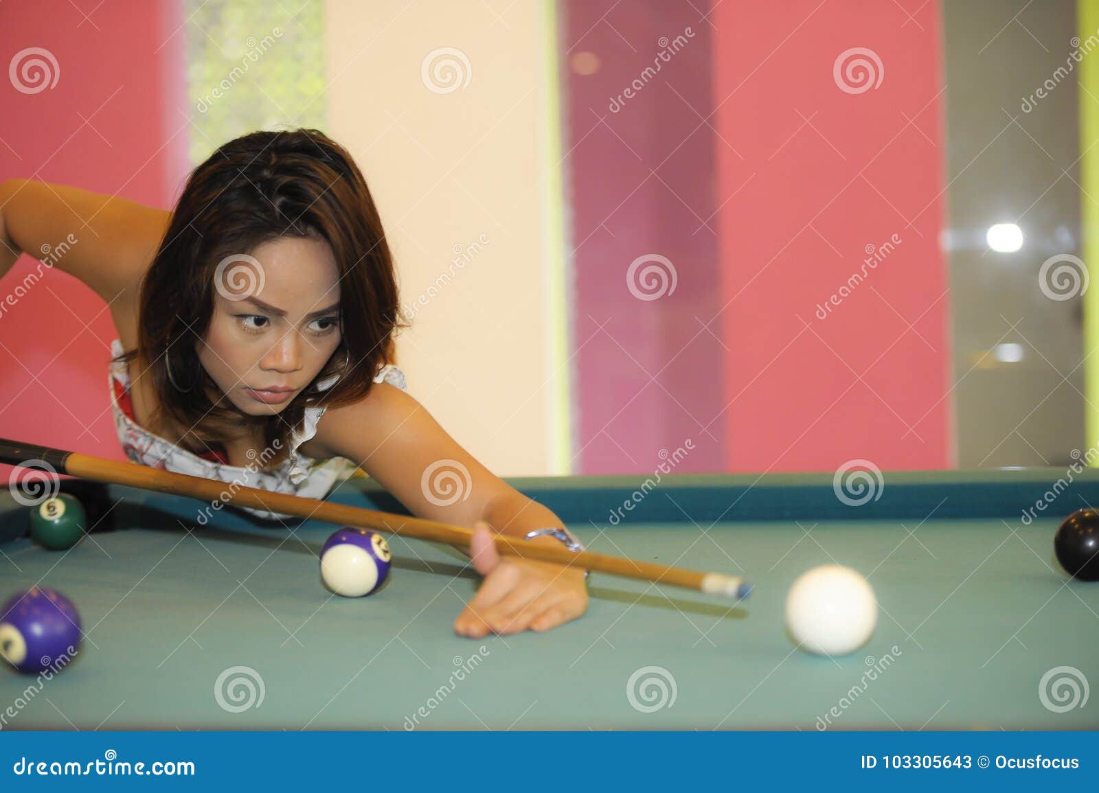 Menina Asiática Bonita E Feliz Nova Que Joga A Sinuca Que Guarda A Vara