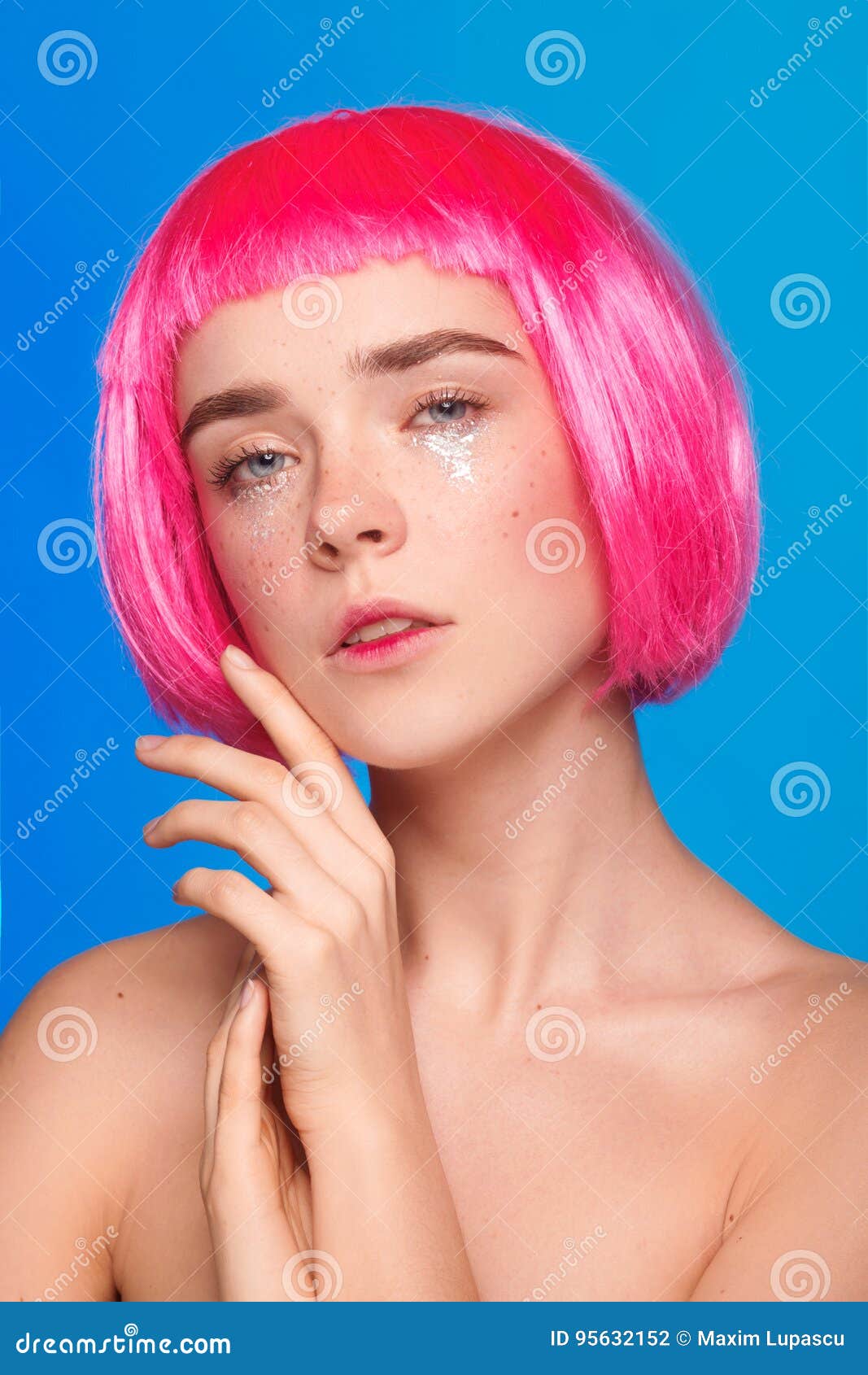 Menina Bonita Com Cabelo Cor-de-rosa Foto de Stock - Imagem de modelo ...
