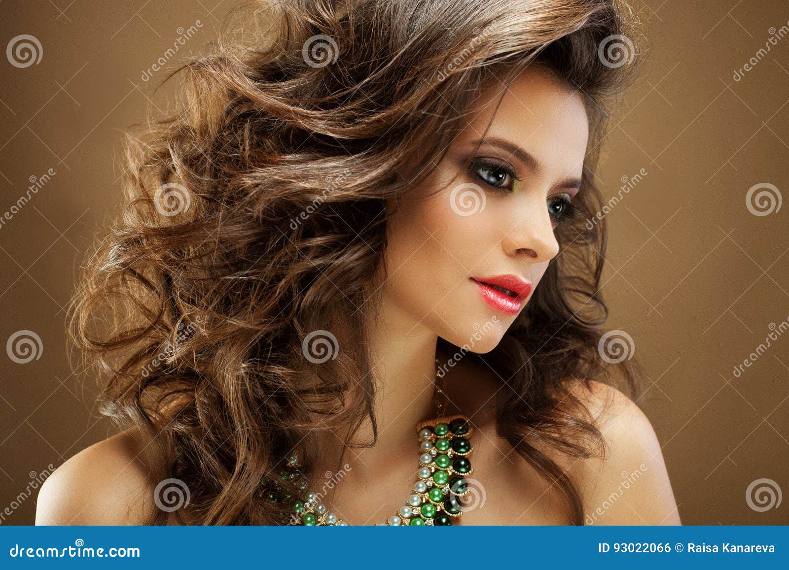 Menina Bonita Com Cabelo Ondulado Longo Morena Com Penteado
