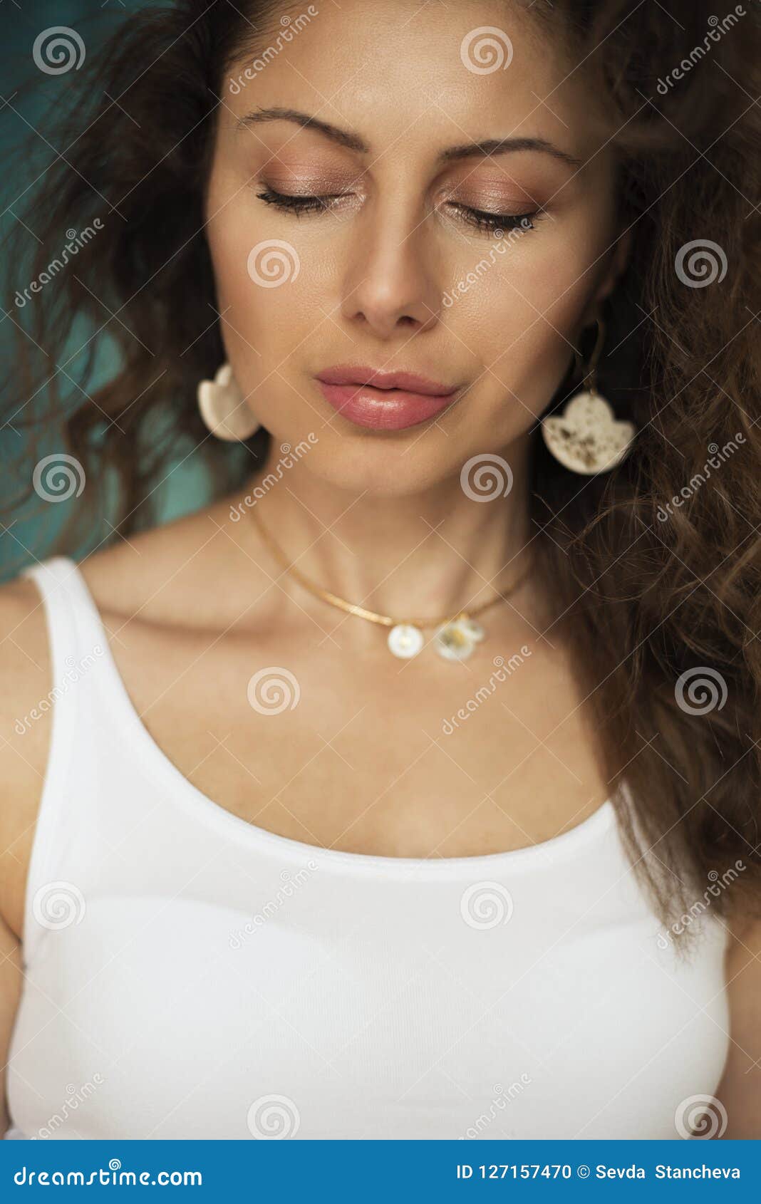 Menina Bonita Com Cabelo Ondulado Longo Morena Com Olhos Fechados E