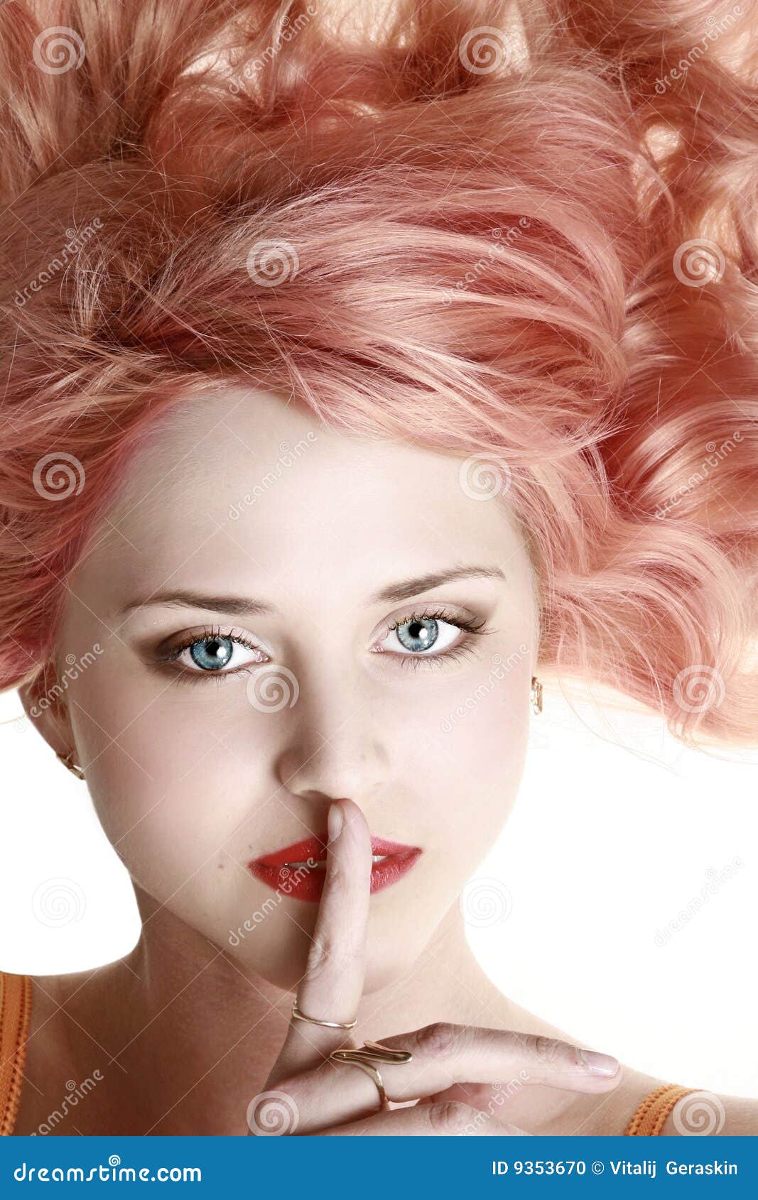 Menina Bonita Com Cabelos Cor-de-rosa Longos Foto de Stock - Imagem de ...