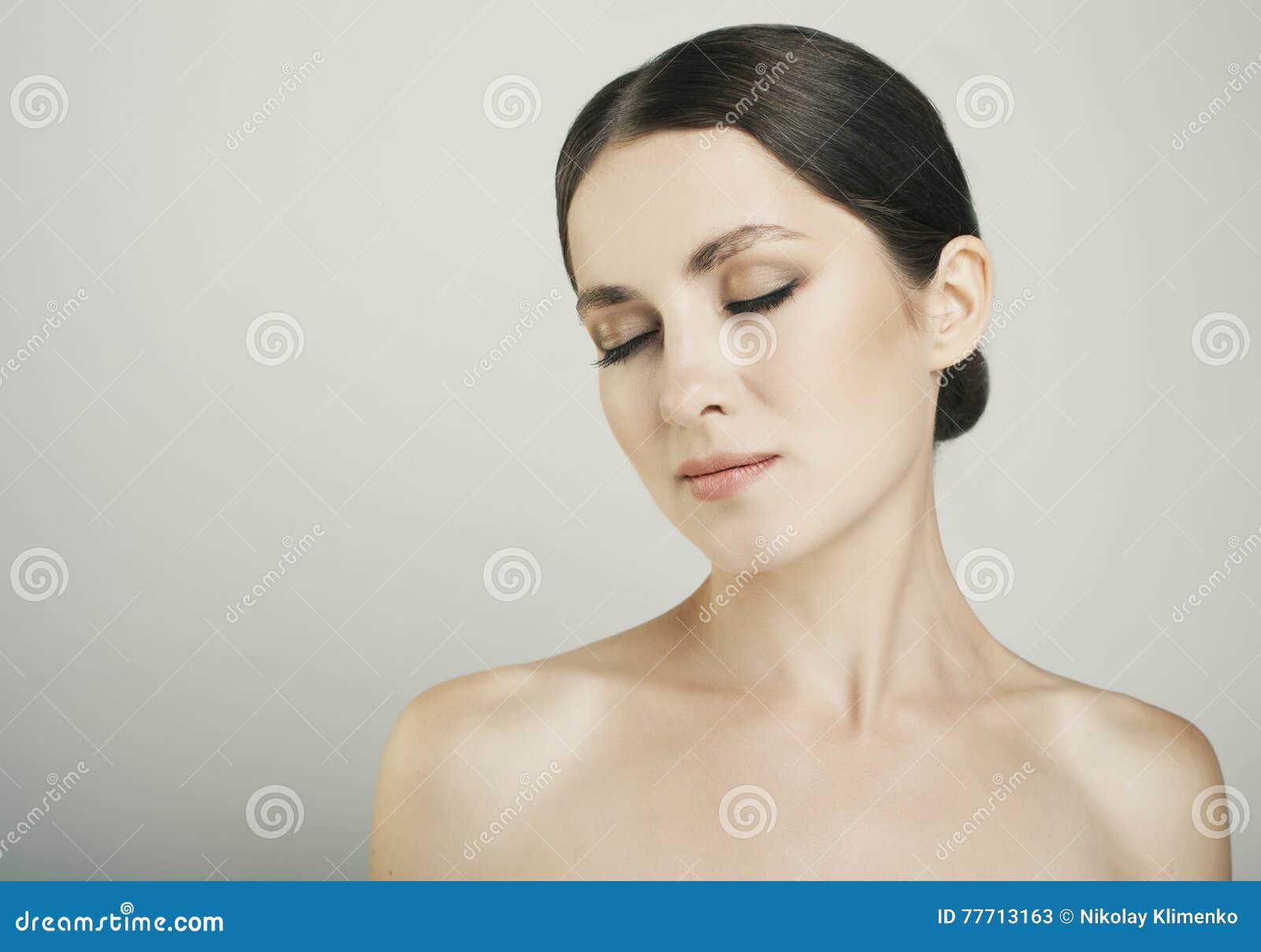 Menina Bonita Com Olhos Próximos E As Sobrancelhas Escuras Com Shoulde ... Menina Bonita Com Olhos Próximos E As Sobrancelhas Escuras Com Shoulde ...