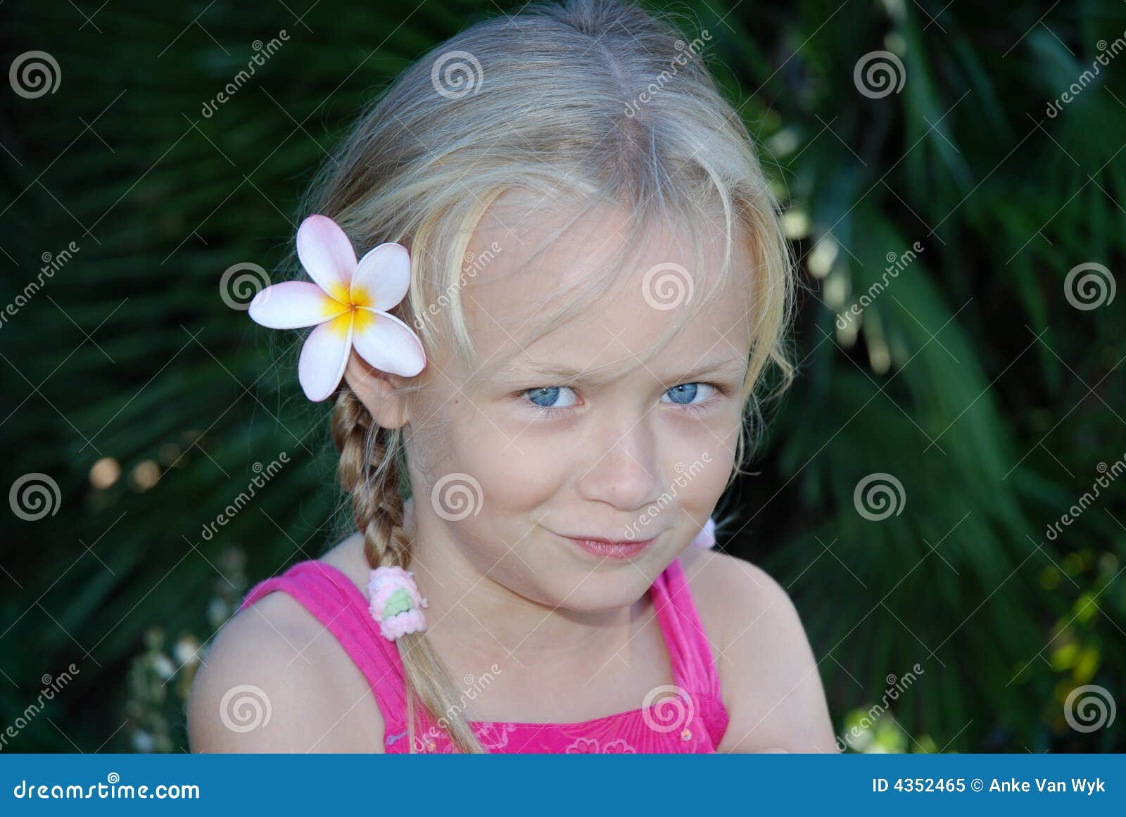 Menina Bonito Com a Flor No Cabelo Imagem de Stock - Imagem de ...