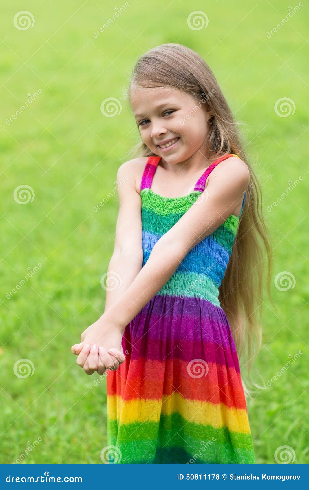 Menina Bonito Sete Anos No Gramado Foto de Stock - Imagem de amar, mola ...