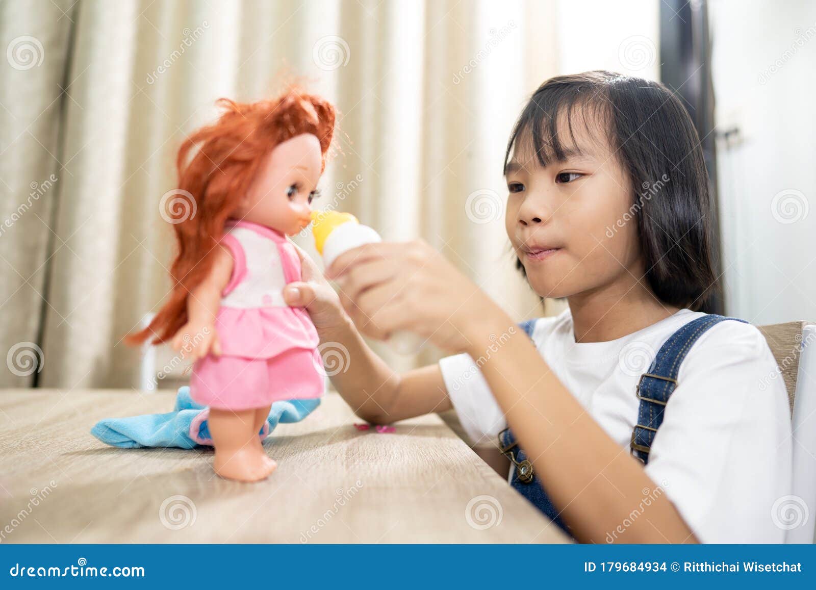 Menina Brincando De Boneca No Quarto Foto de Stock - Imagem de ...