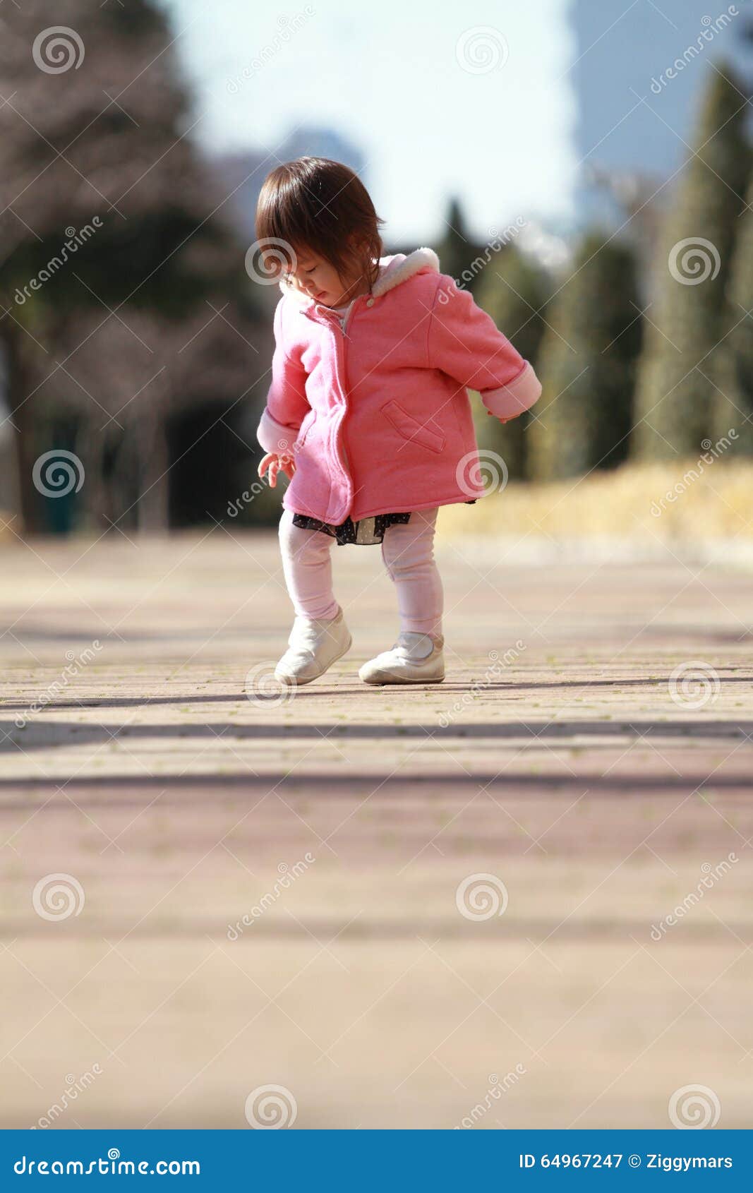 Menina Cambaleando Japonesa Imagem de Stock - Imagem de andar, molho: 64967247