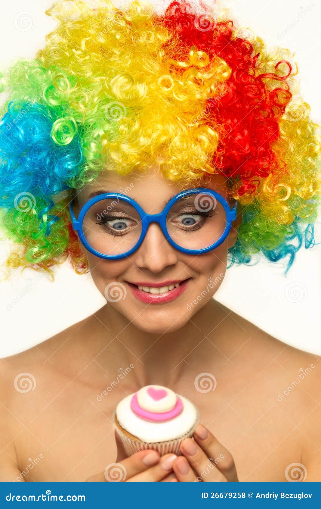 Menina com bolo foto de stock. Imagem de aberto, individualidade - 26679258