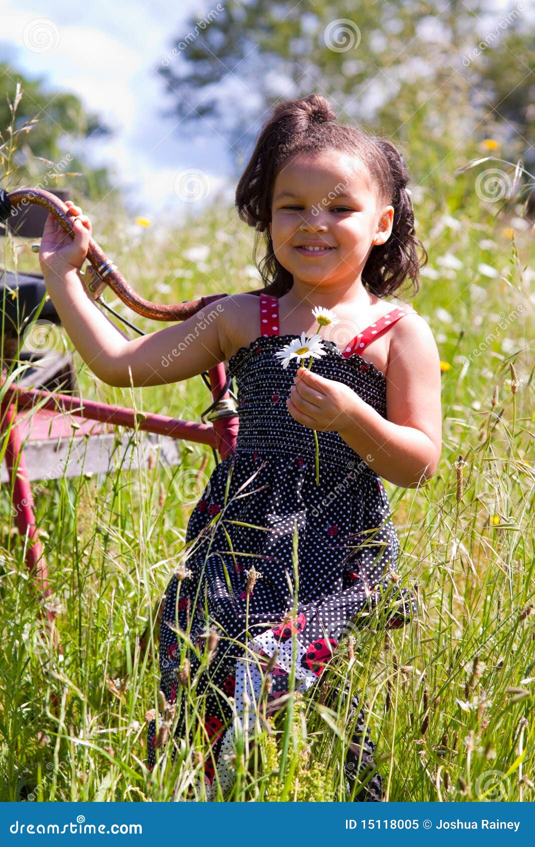 Menina com flor imagem de stock. Imagem de prole, fofofo - 15118005