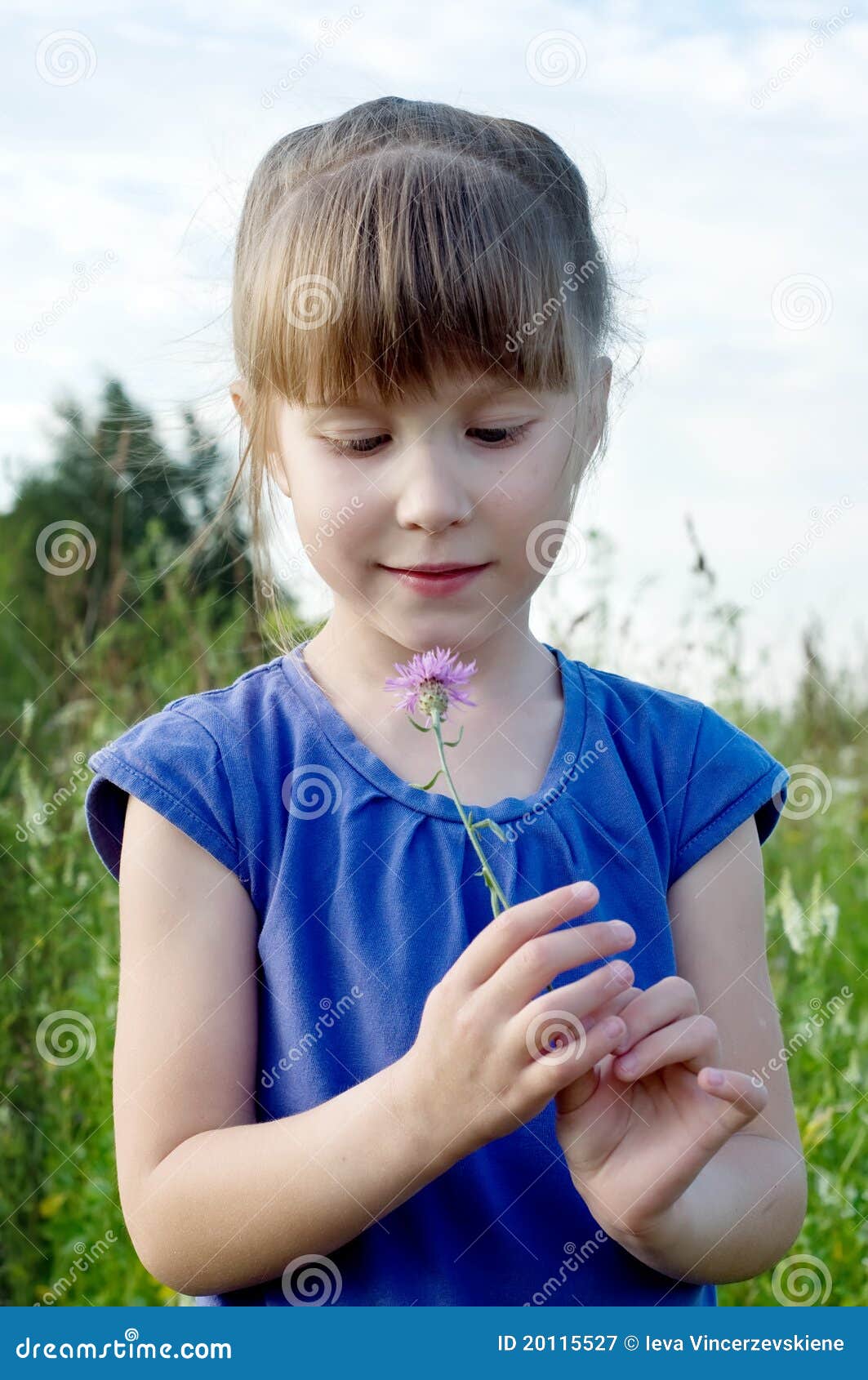 Menina com flor imagem de stock. Imagem de prado, sorriso - 20115527