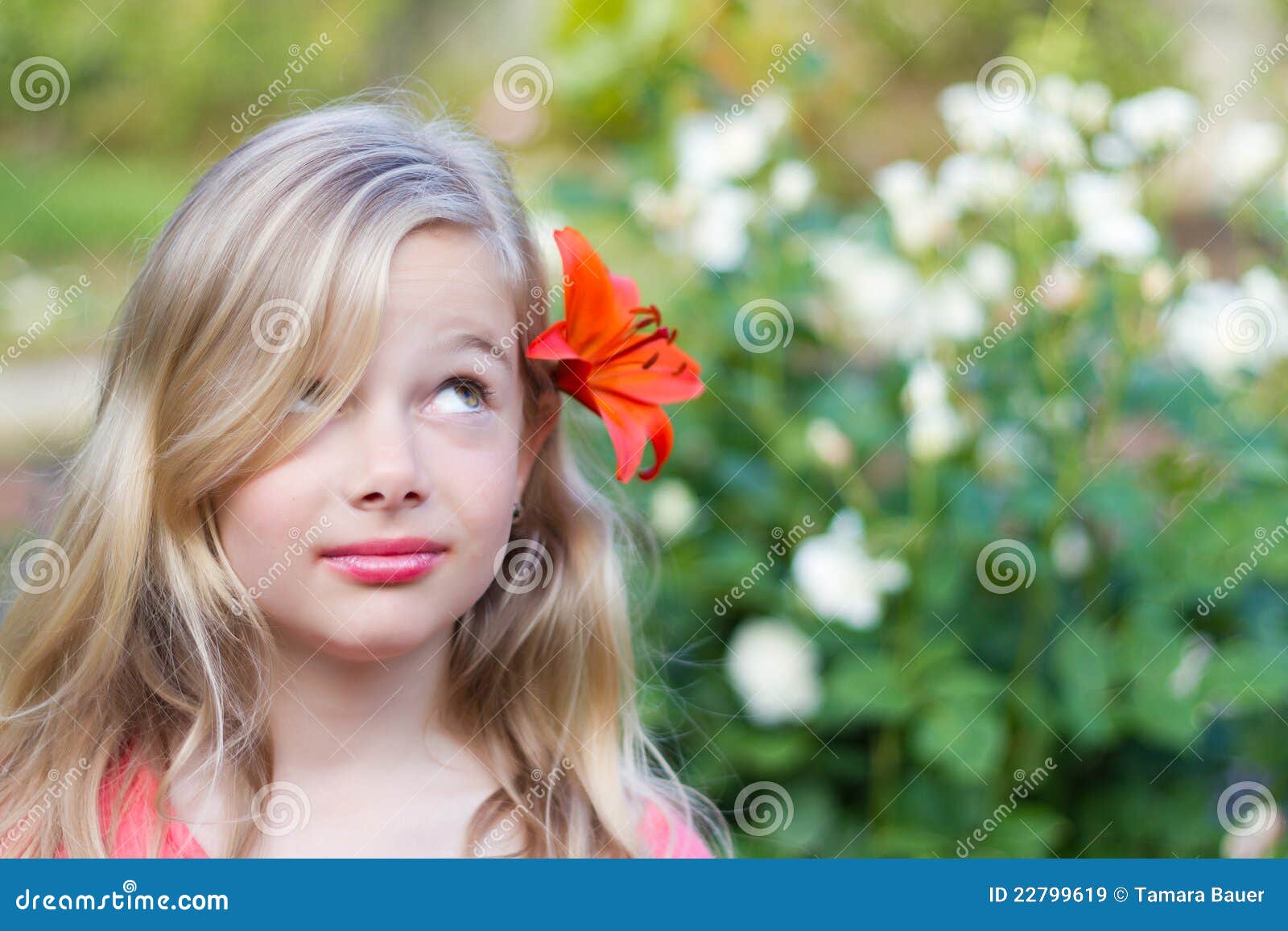 Menina Com a Flor No Cabelo Imagem de Stock - Imagem de beleza ...