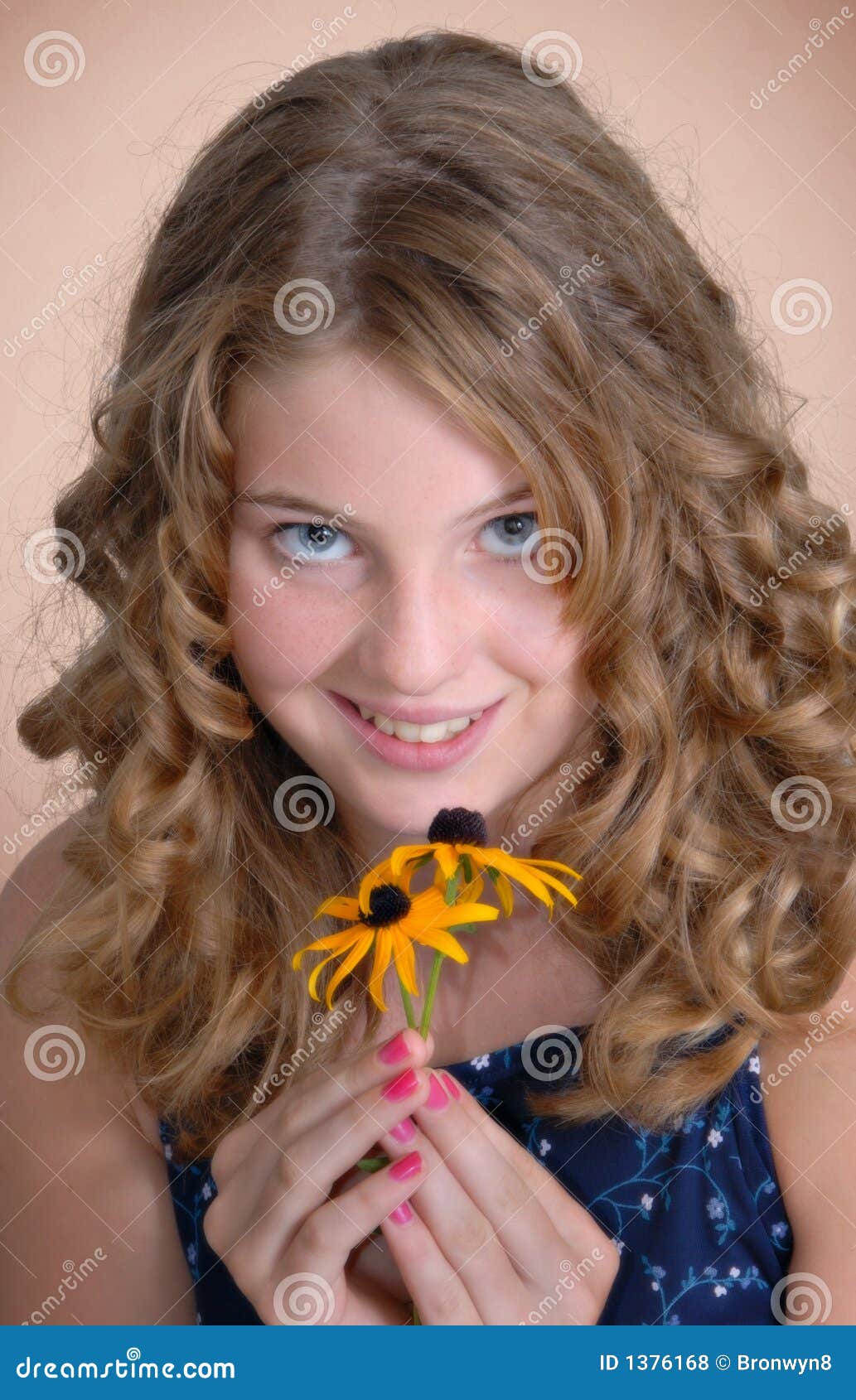 Menina com flor, retrato foto de stock. Imagem de ondas - 1376168