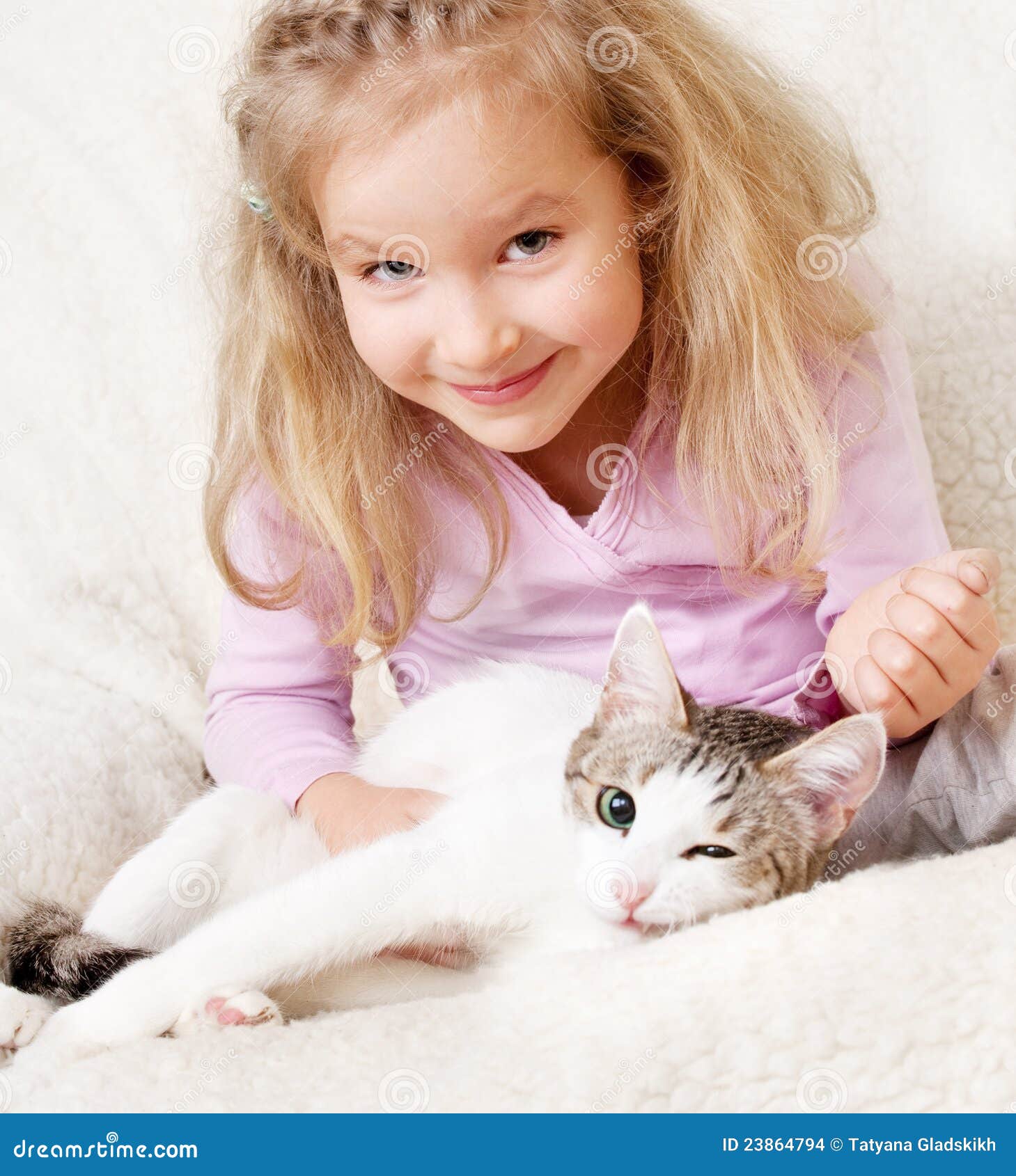 Menina com gato foto de stock. Imagem de pets, povos - 23864794
