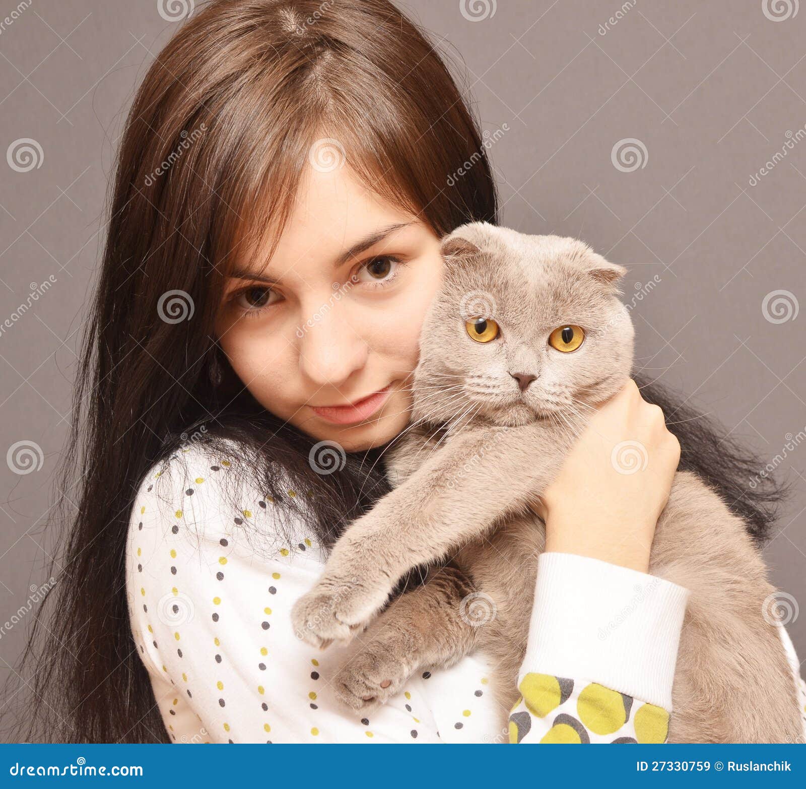 Menina com gato imagem de stock. Imagem de isolado, vida - 27330759