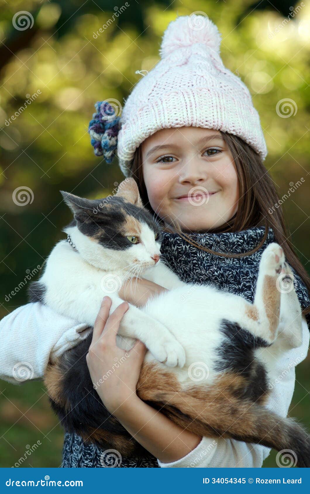Menina com gato imagem de stock. Imagem de felicidade - 34054345
