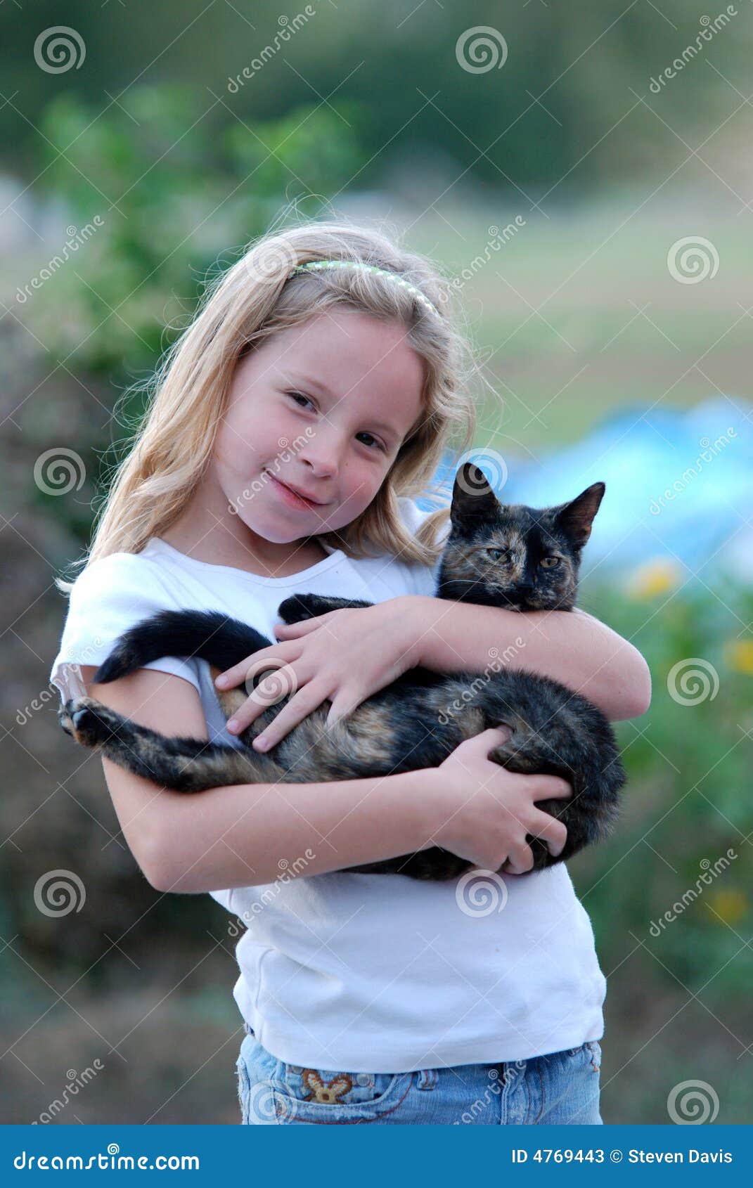 Menina com gato imagem de stock. Imagem de gato, menina - 4769443