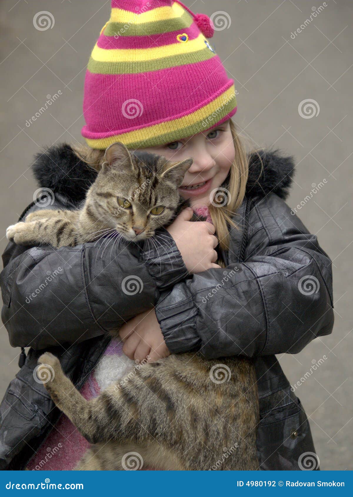 Menina com gato foto de stock. Imagem de menina, gatinho - 4980192