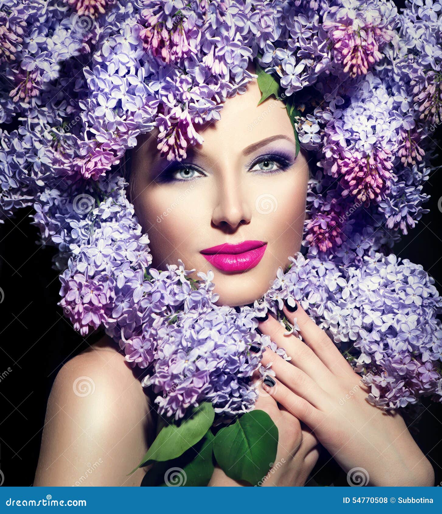 A Menina Com Lilás Floresce O Penteado Foto de Stock - Imagem de arte, floral: 54770508