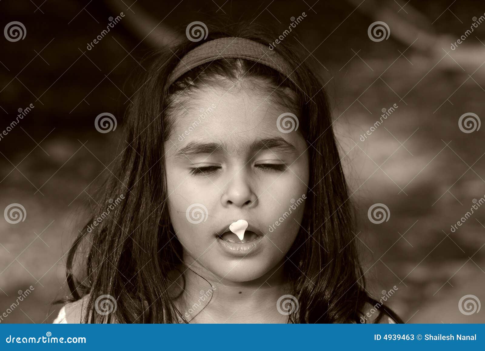 Menina Com a Pétala Da Flor Na Boca Imagem de Stock - Imagem de pétala ...