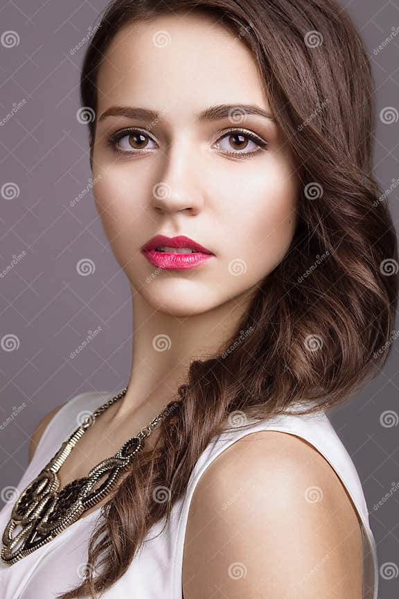Menina Com Pele Perfeita E Os Bordos Cor De Rosa Foto De Stock Imagem De Mulher Ternura 40242626