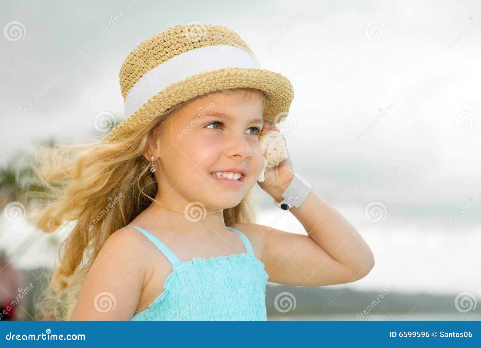 Menina com um escudo foto de stock. Imagem de escute, fofofo - 6599596