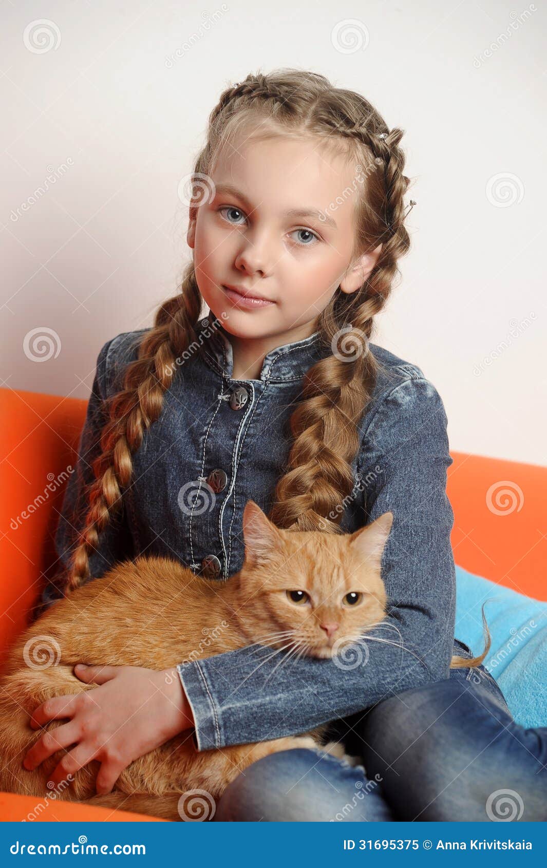 Menina Com Um Gato Vermelho Imagem de Stock - Imagem de favorito ...