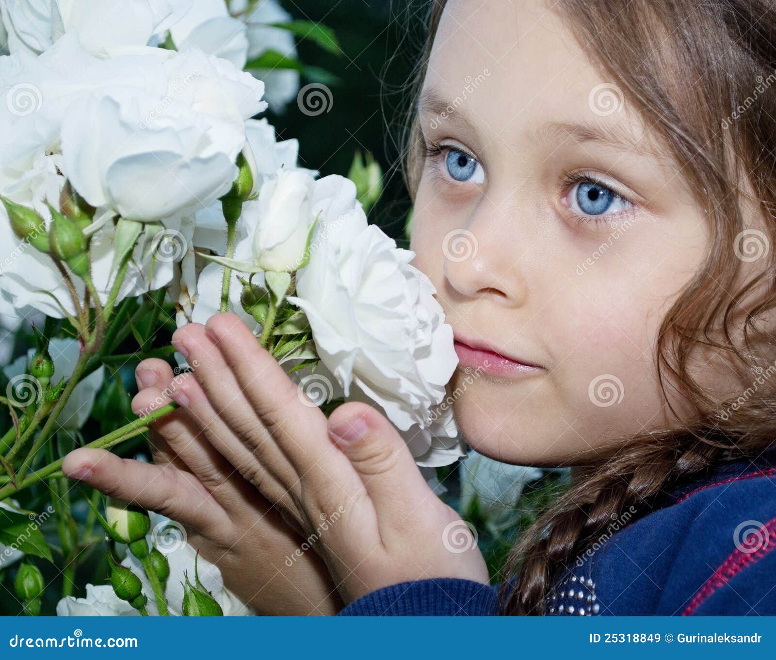 Menina com uma flor imagem de stock. Imagem de plantas - 25318849