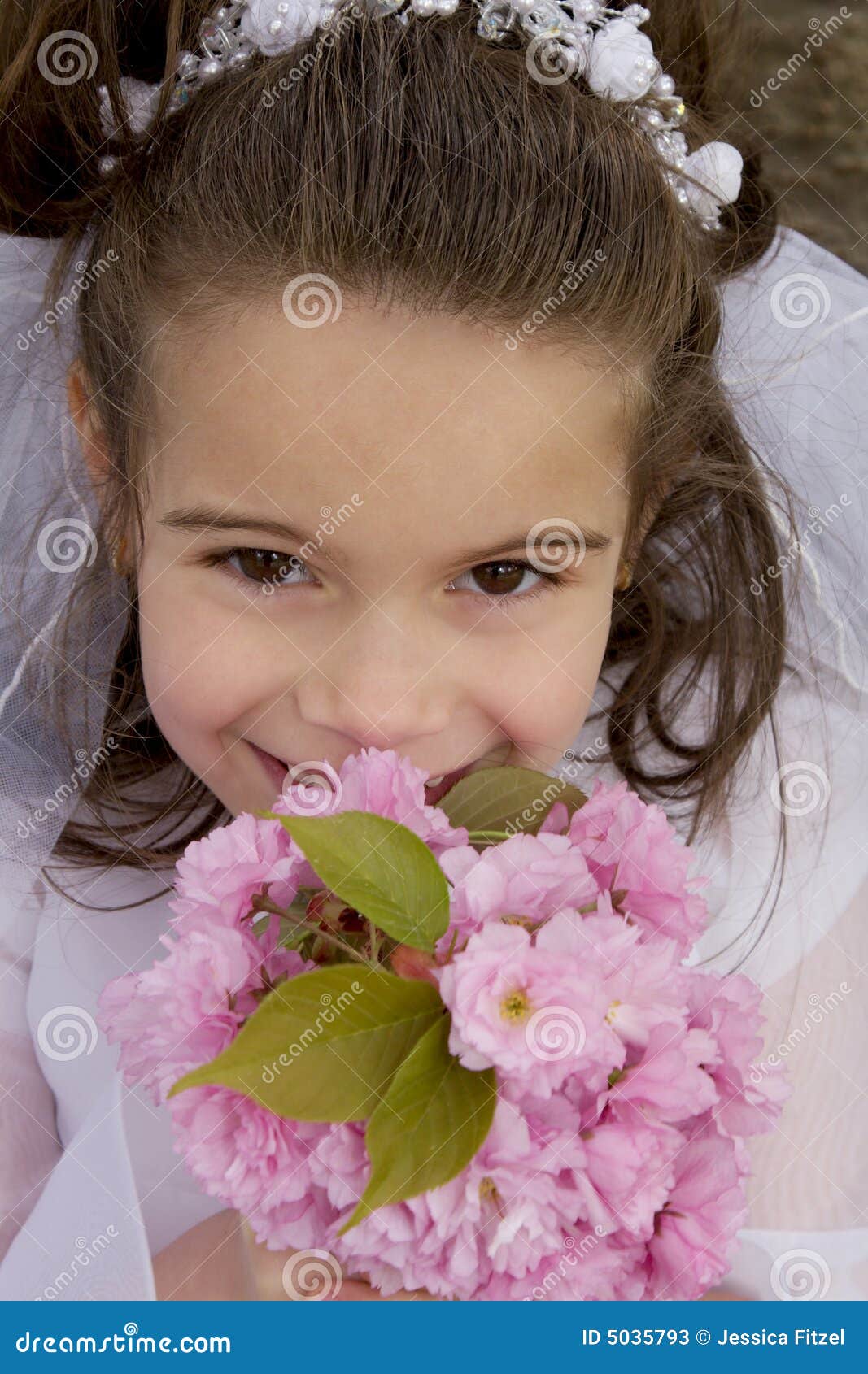 Menina de flor imagem de stock. Imagem de inocência, fêmea - 5035793