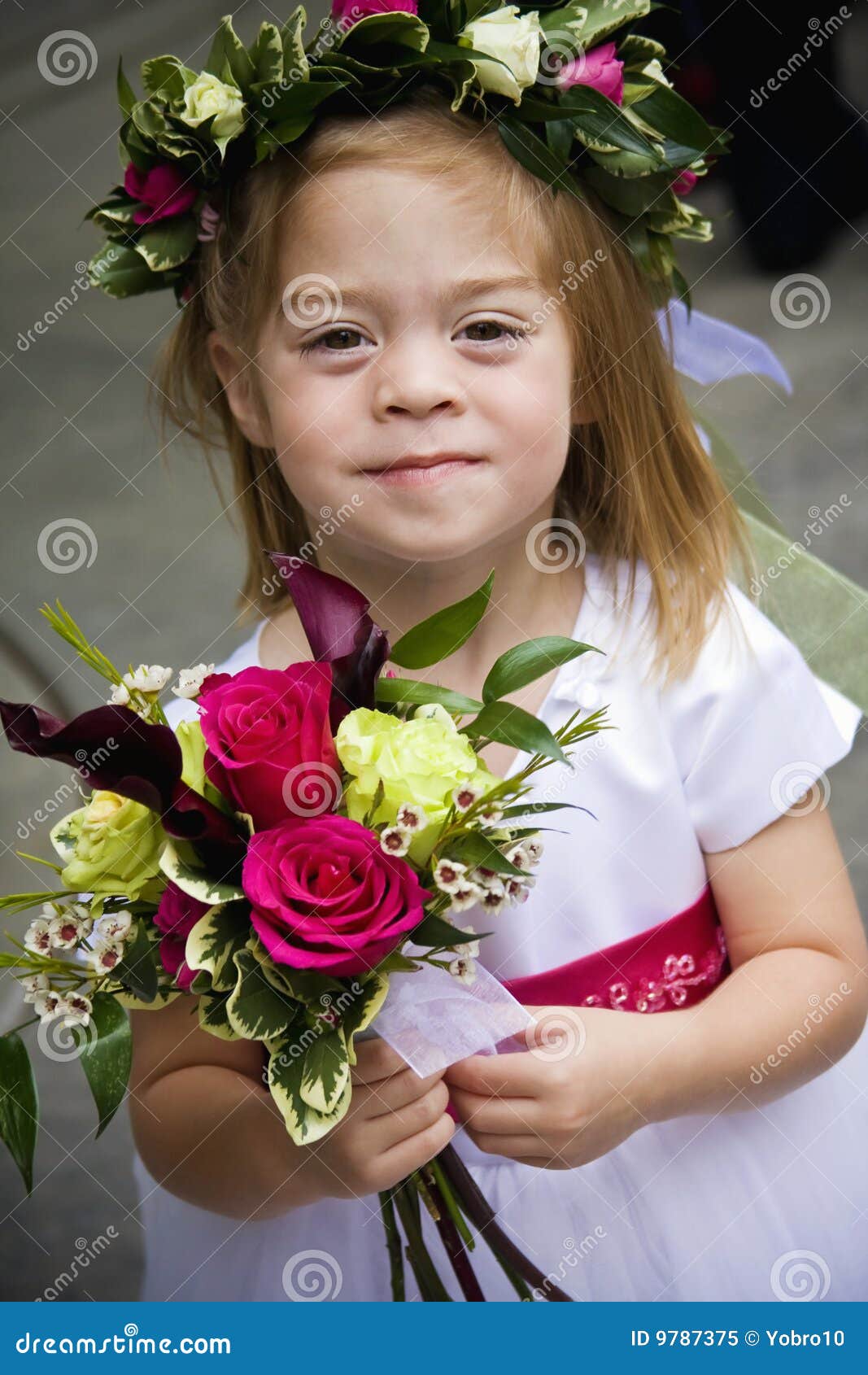 Menina de flor bonito imagem de stock. Imagem de sorriso - 9787375