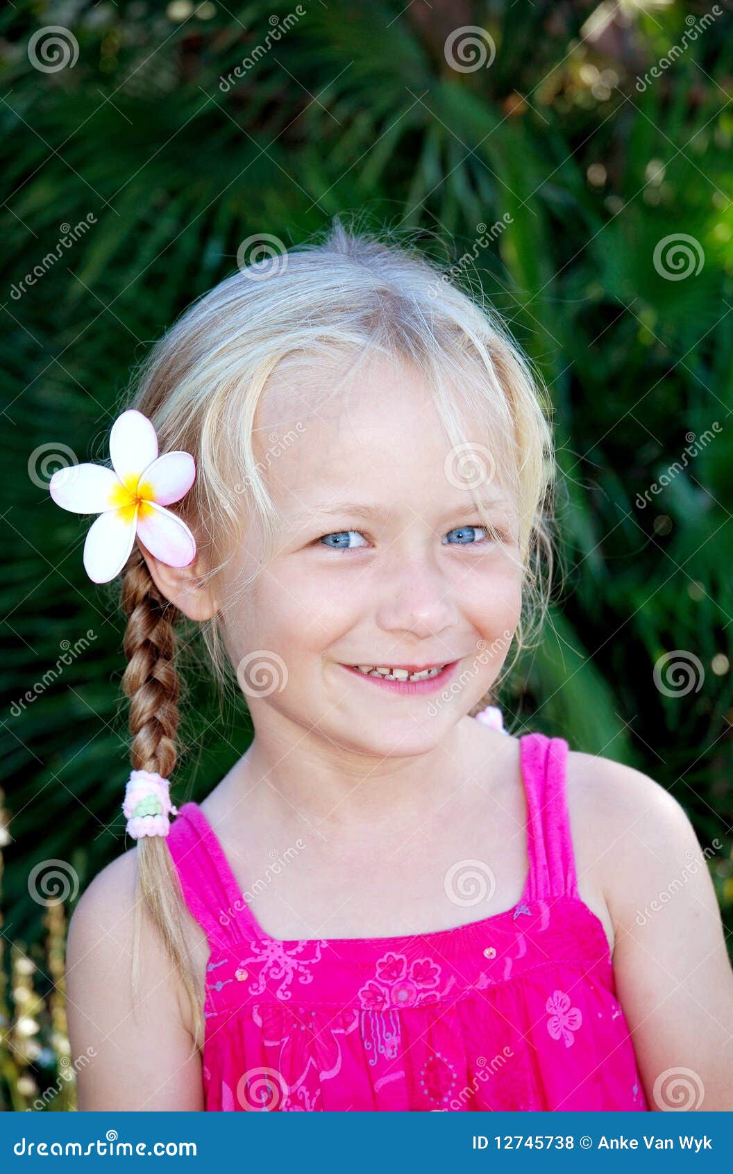 Menina de flor feliz foto de stock. Imagem de frente - 12745738