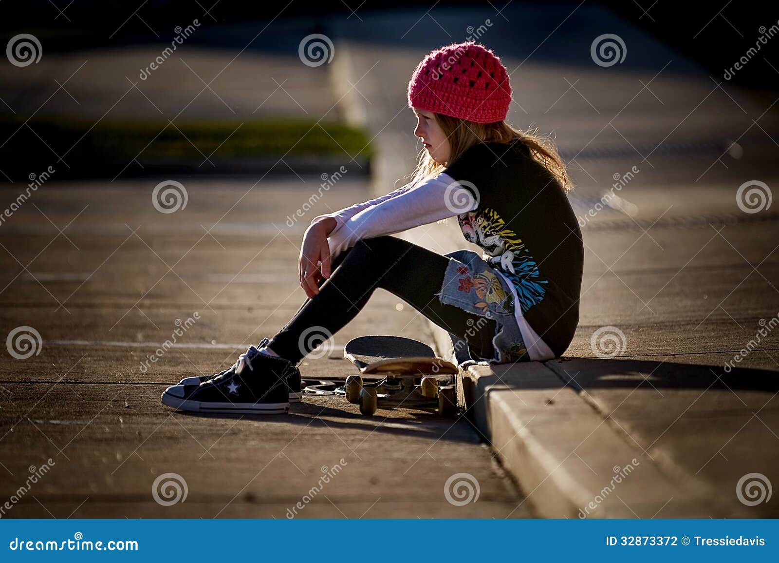 Menina Do Skater No Freio Com Skate Foto de Stock - Imagem de olhos ...