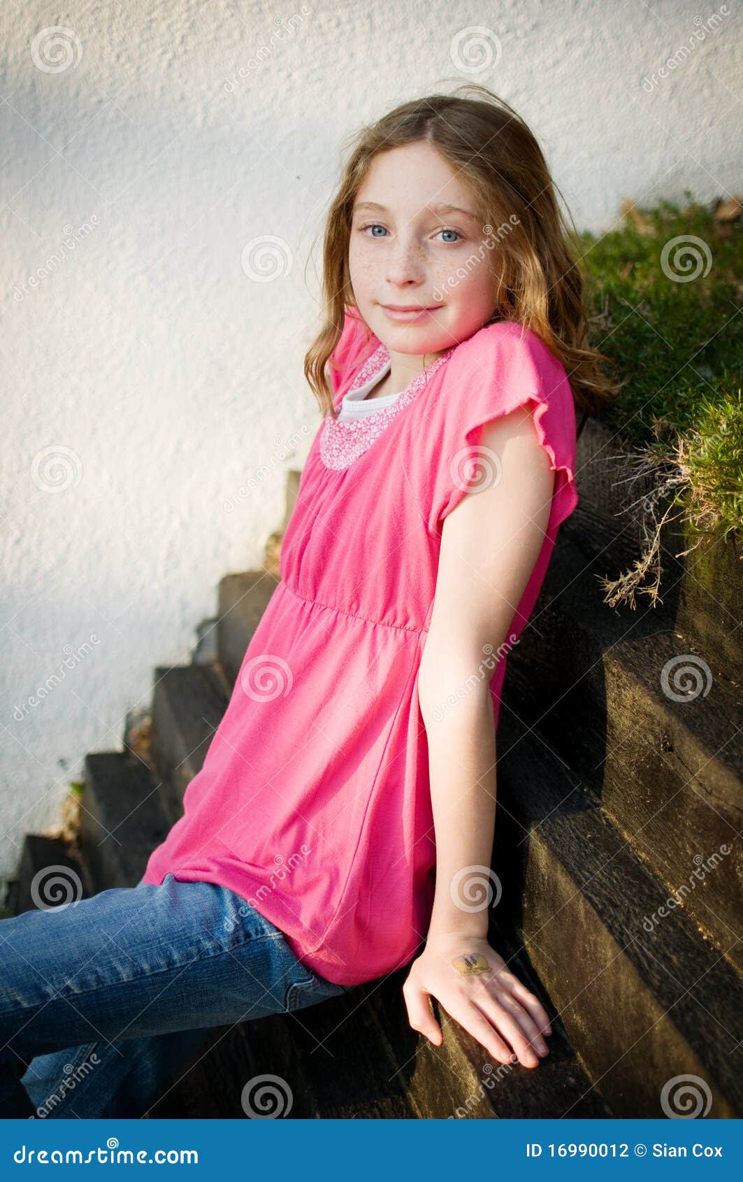 Menina Do Tween Ao Ar Livre Foto de Stock - Imagem de adolescente ...