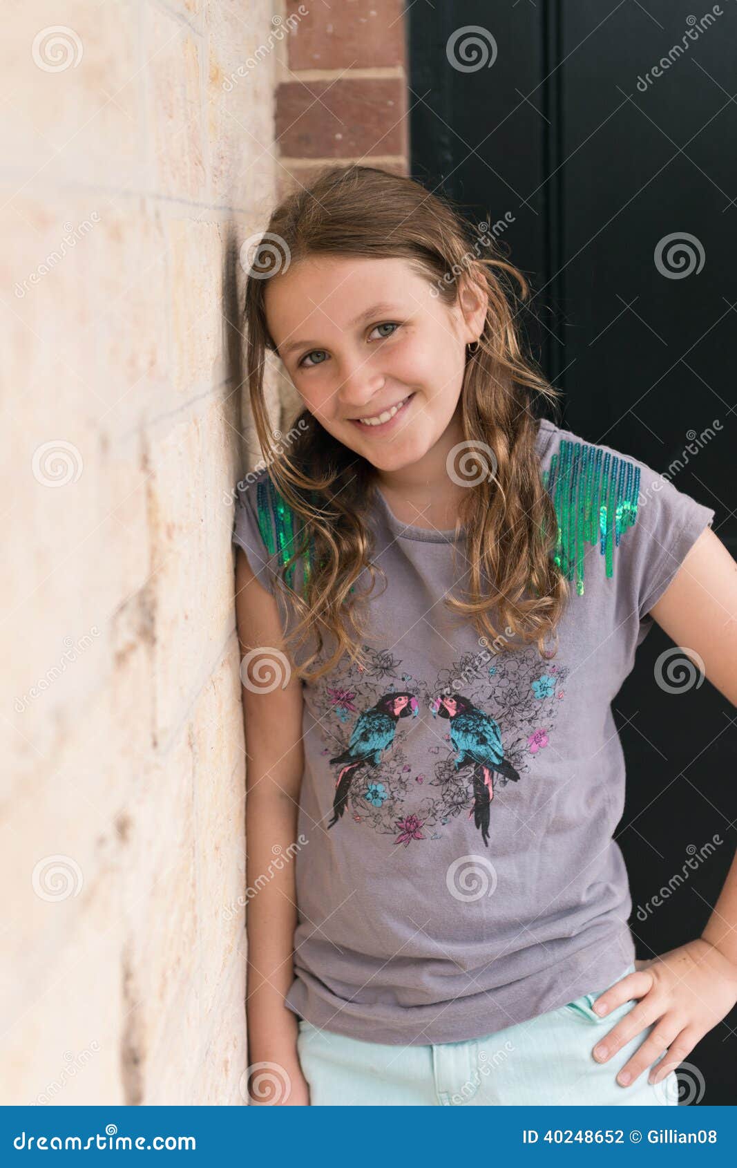 Menina Do Tween Que Sorri à Câmera Foto de Stock - Imagem de preliminar ...