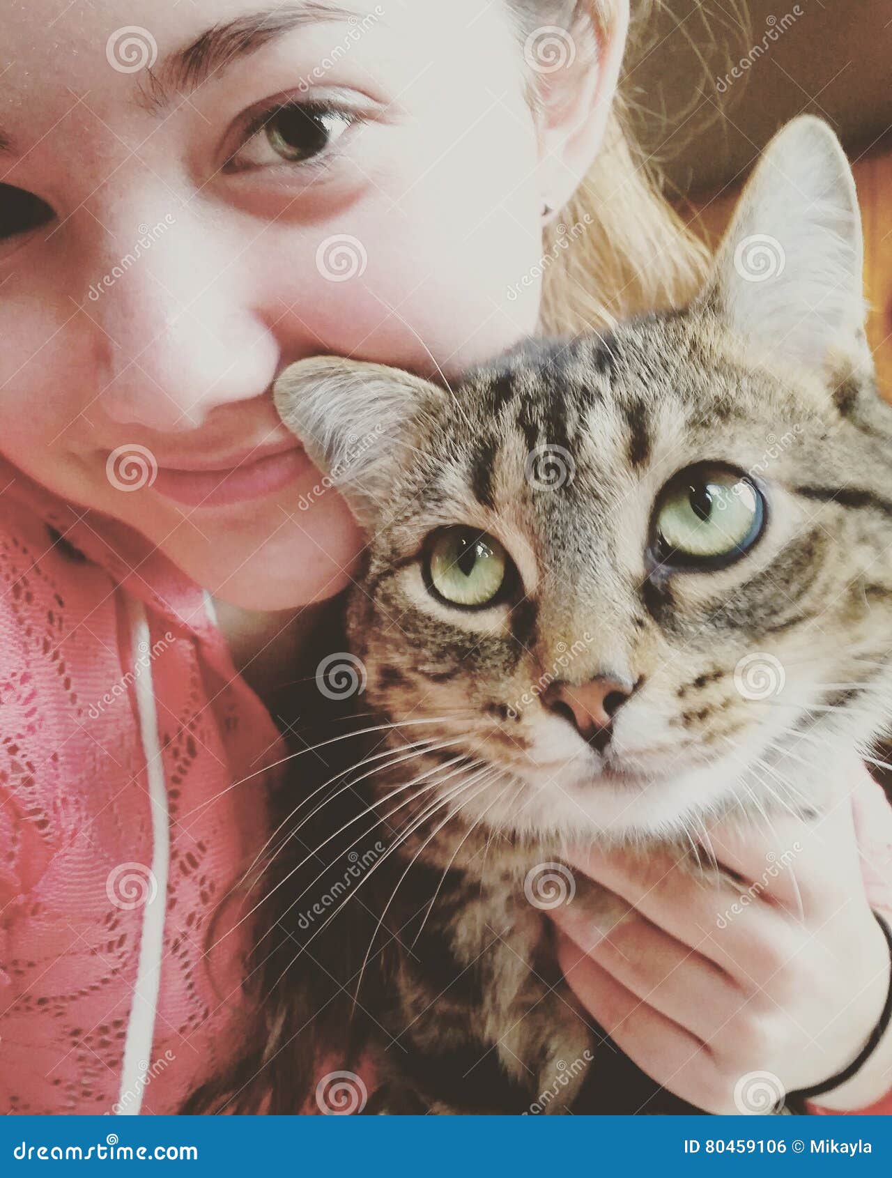 Menina e seu gato foto de stock. Imagem de menina, charada - 80459106