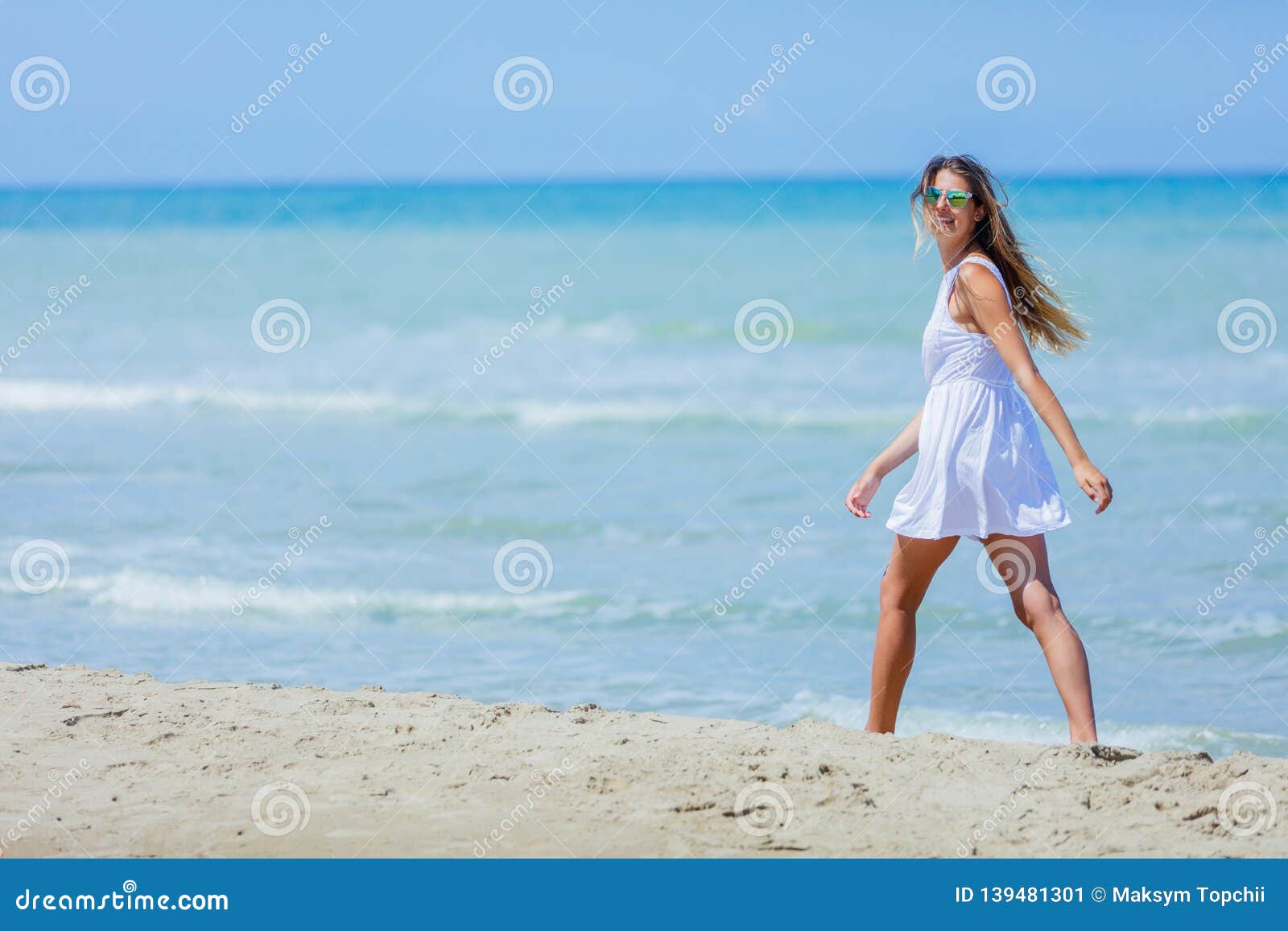 Menina Feliz Que Tem O Divertimento Na Praia Tropical Imagem De Stock