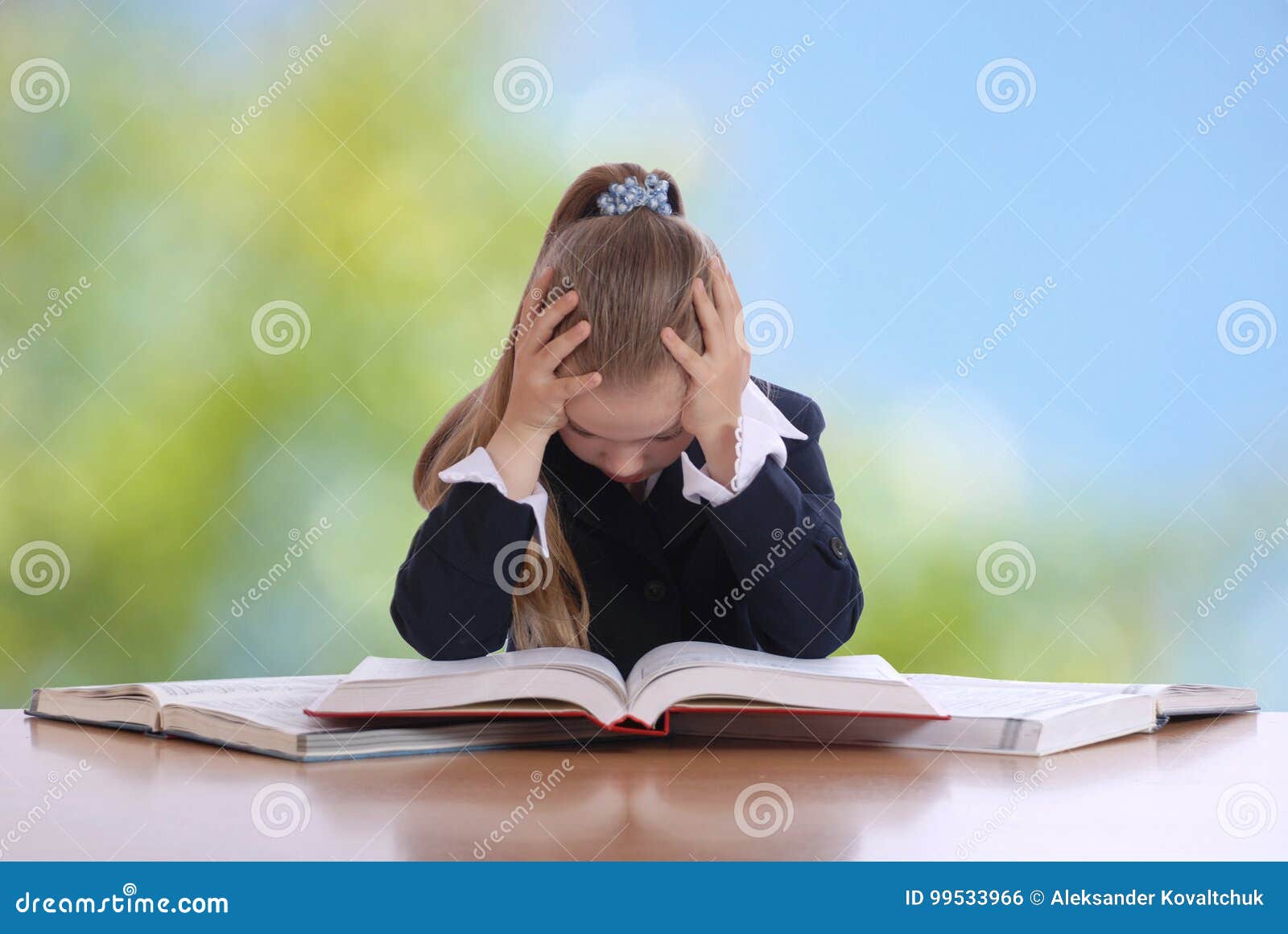 A Menina Foi Declinada Acima Do Livro Foto de Stock - Imagem de gritar ...