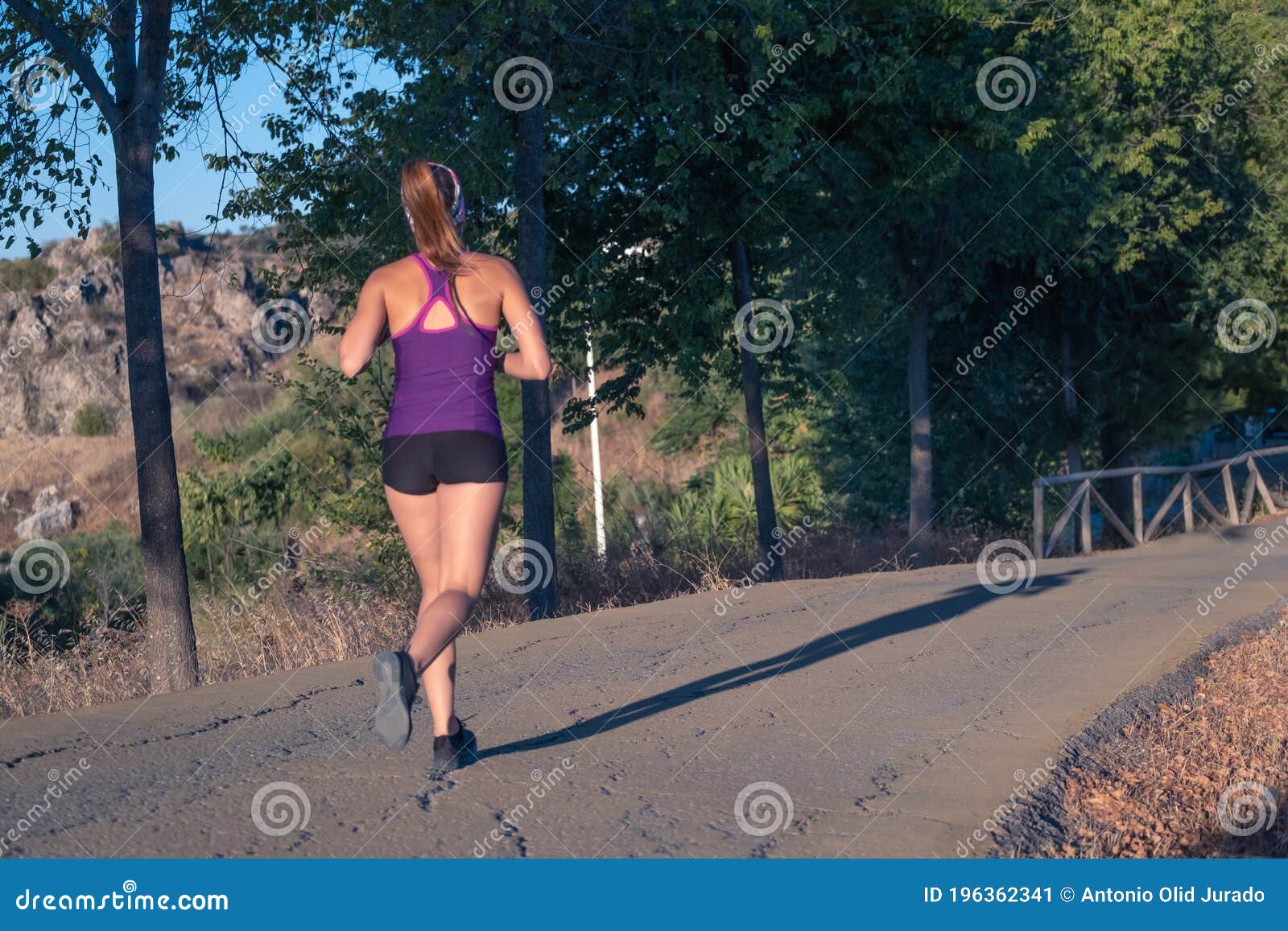 Menina Latina Correndo Pelo Parque Imagem de Stock - Imagem de objetivo ...