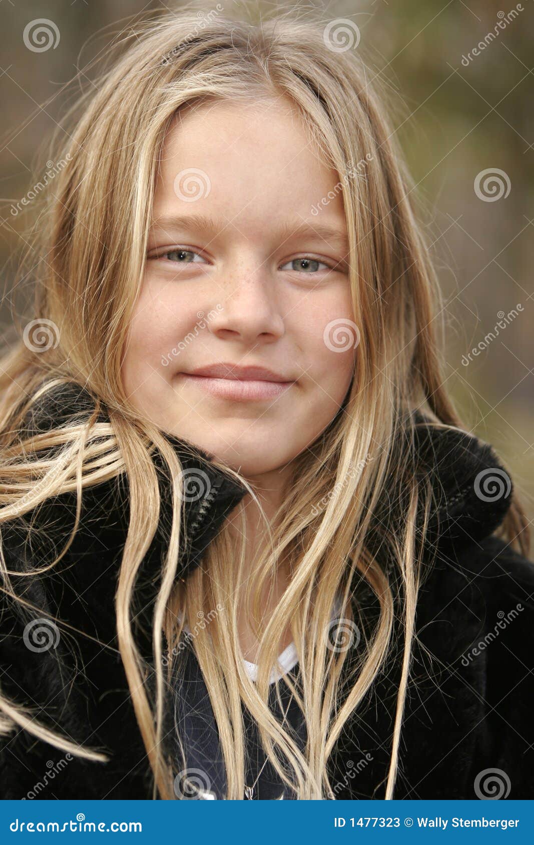 Menina loura imagem de stock. Imagem de bordo, longo, riso - 1477323